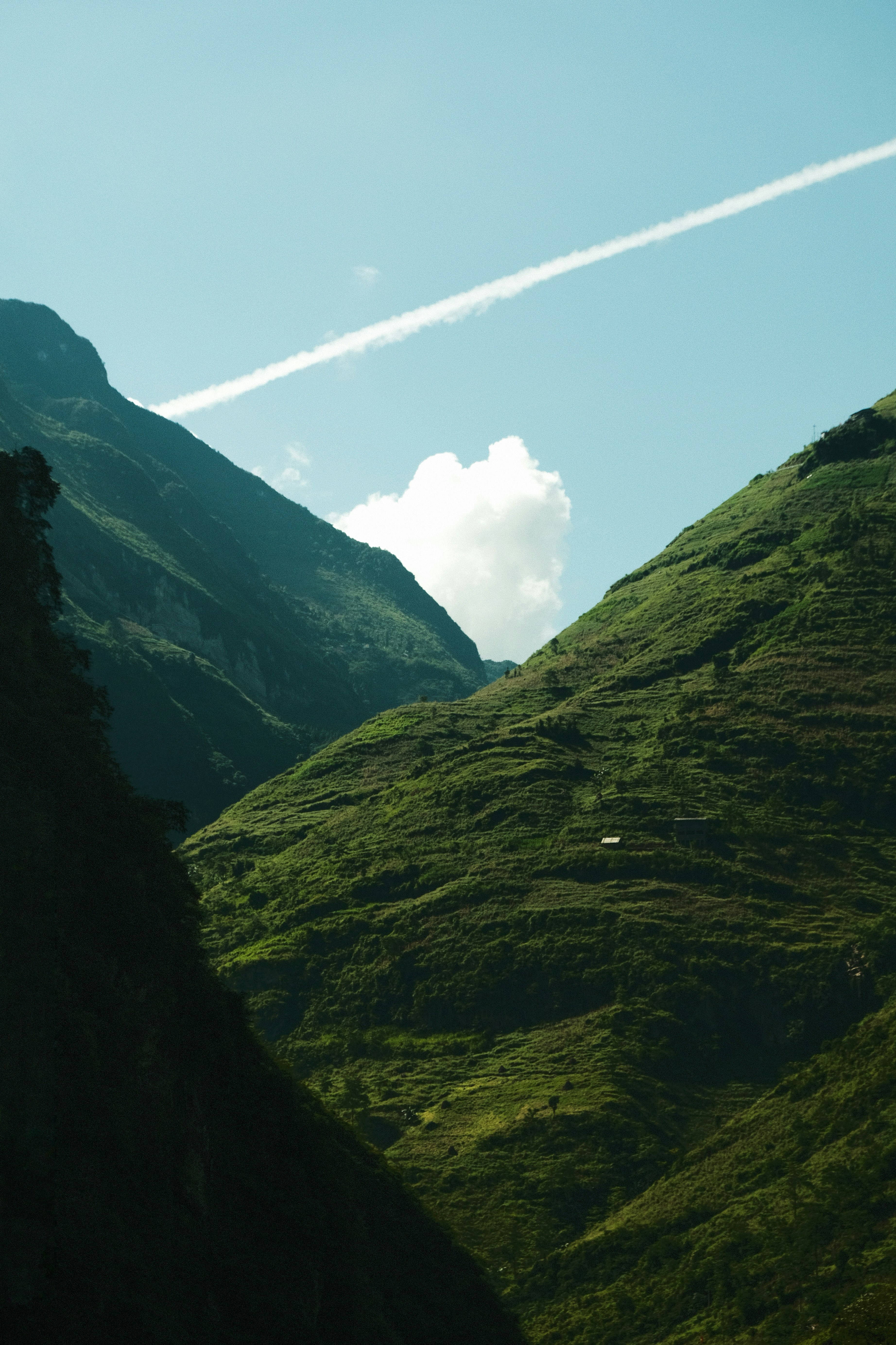Vast Valley Light: A Quiet Mountain Corridor Under a Stray Sky