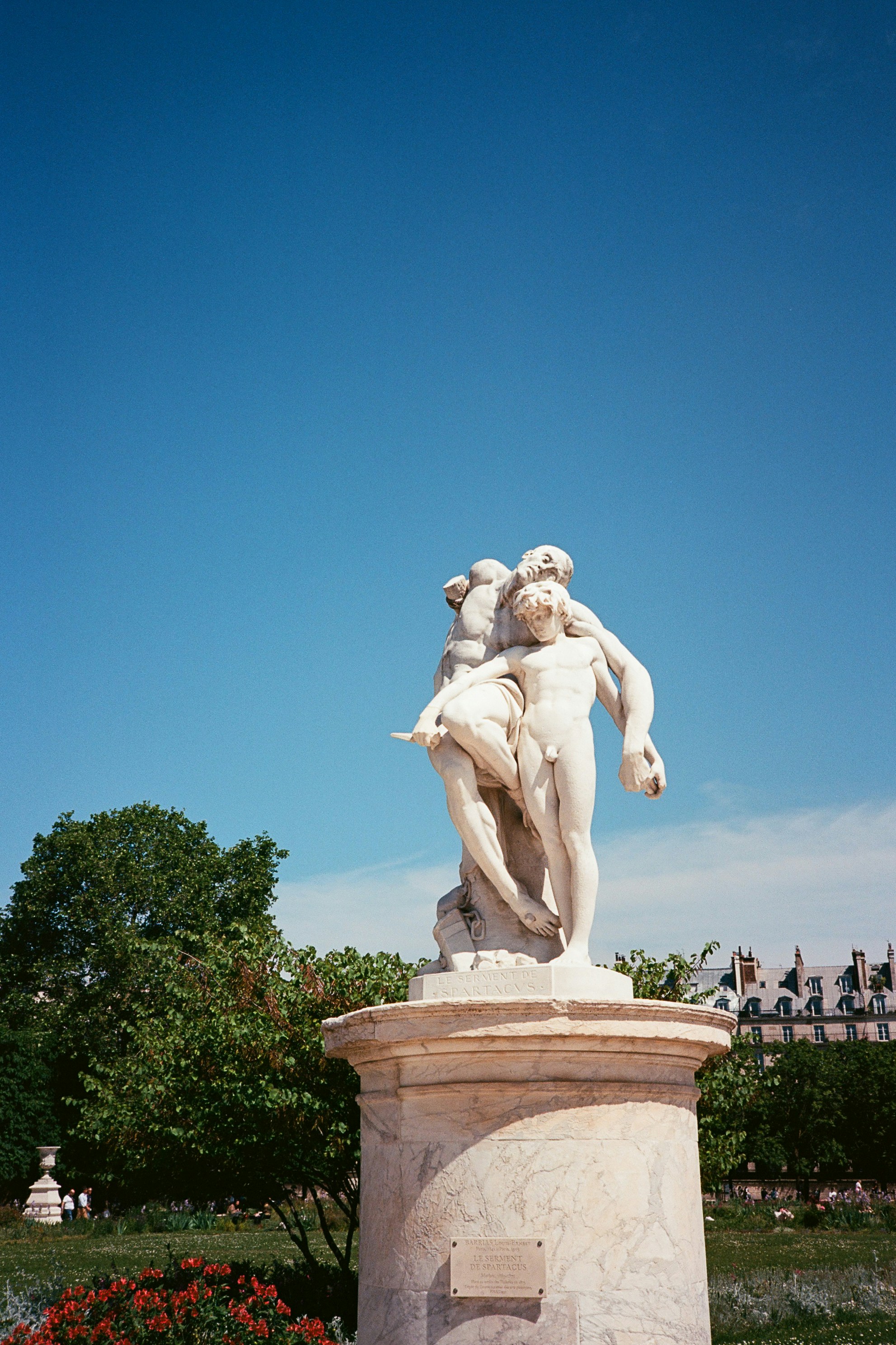 Classical marble statue in a park under a blue sky. photo – Free Park ...