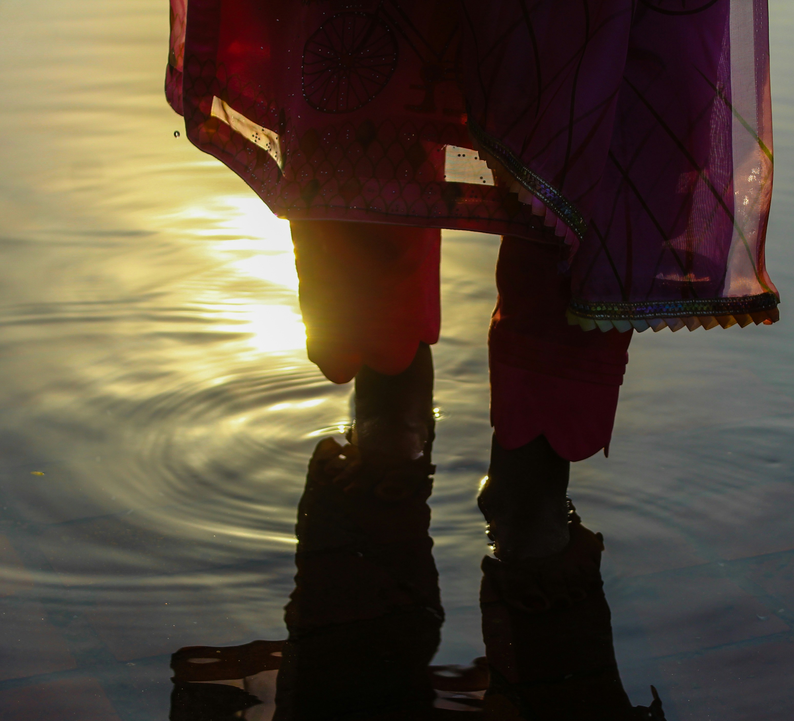 Silhouette in the Water: Echoes of a Sunset between Feet