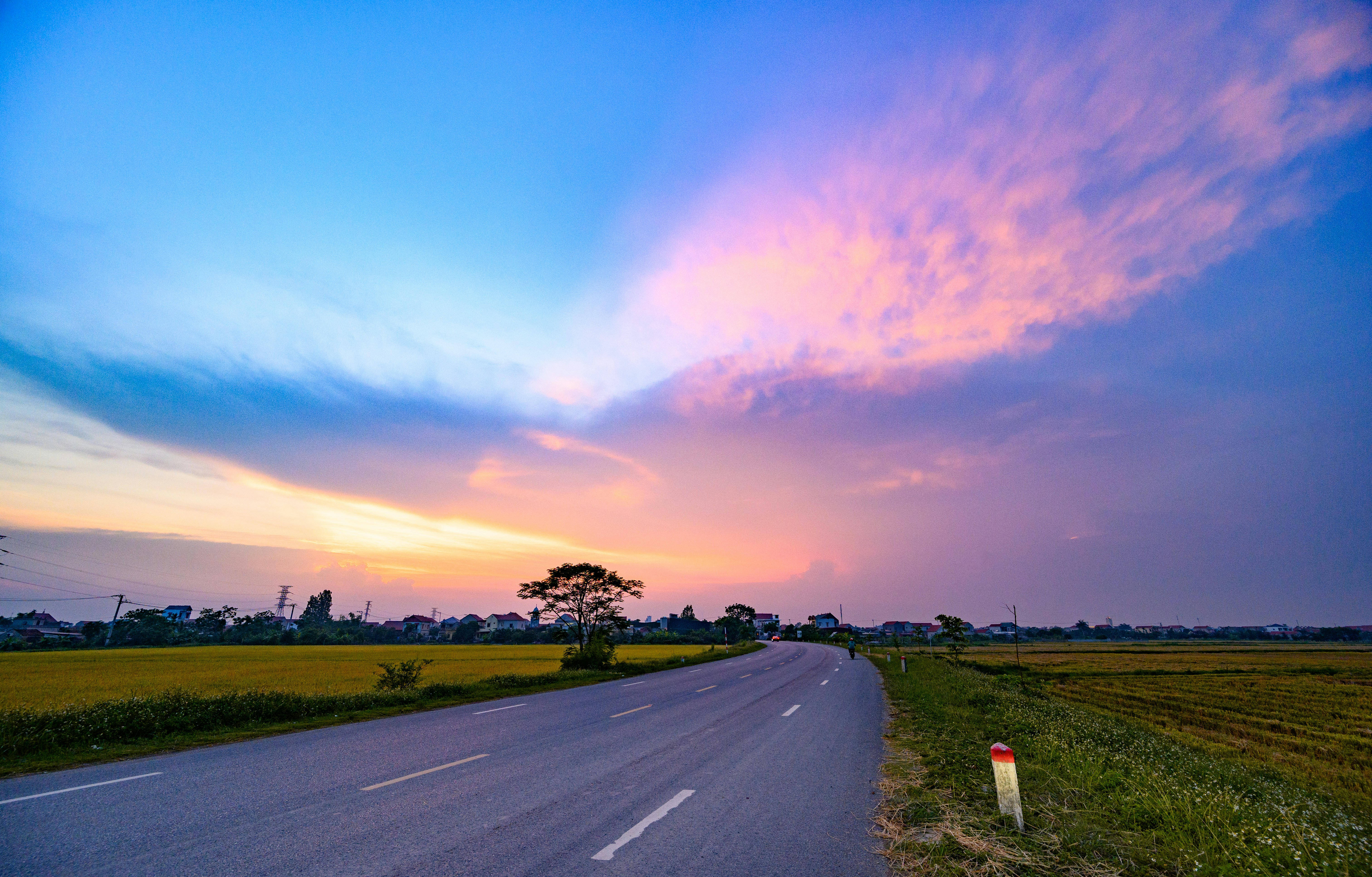 Deserted Highway at Dusk: A Quiet Horizon Opens