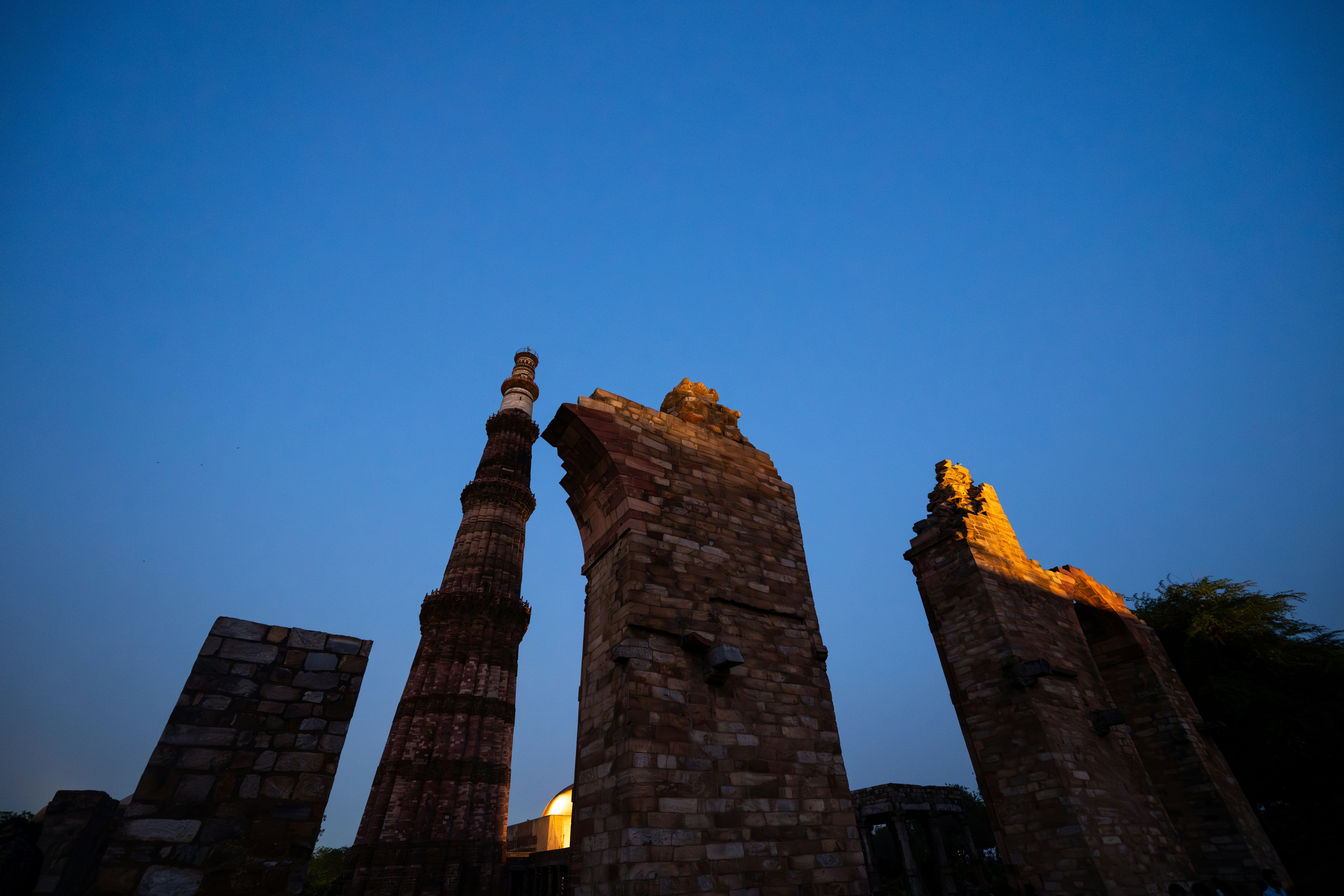 Twilight Ruins: A Silhouette of Time Beneath the Diminishing Sky