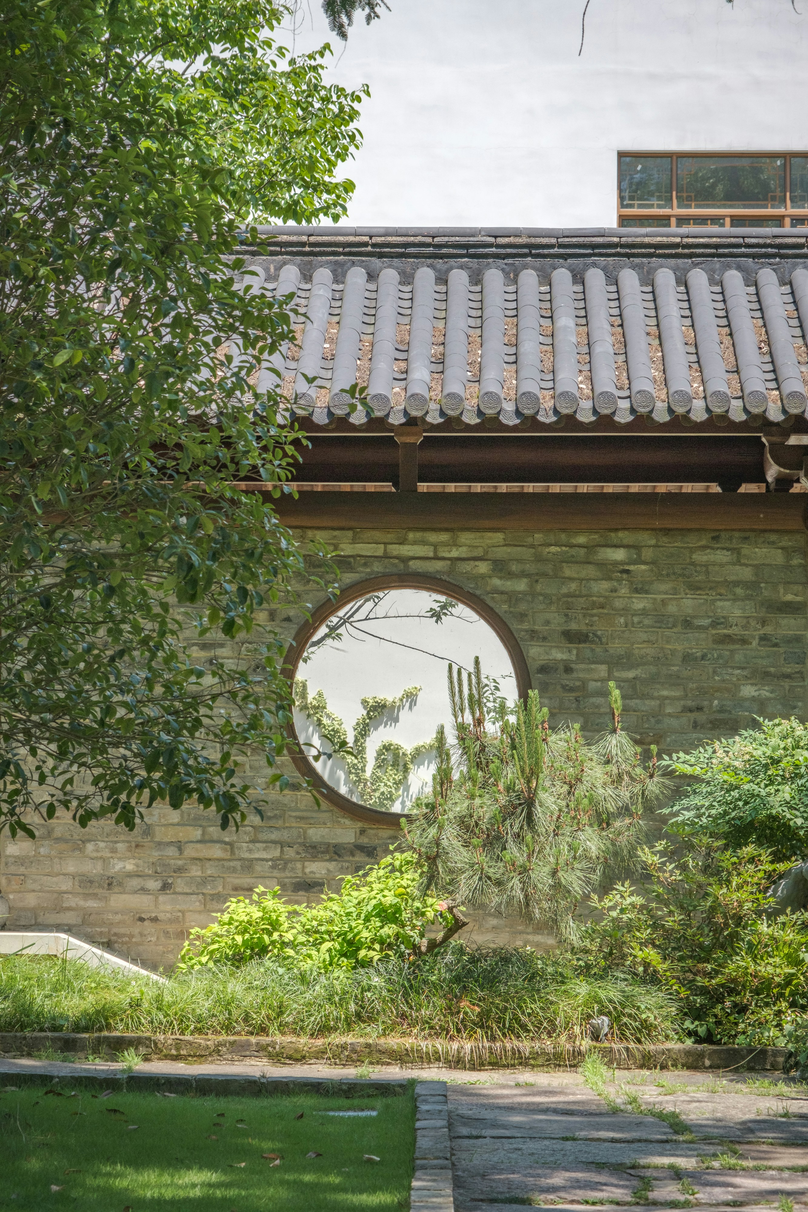 Circular Moon Gate Reflections in a Tranquil Courtyard