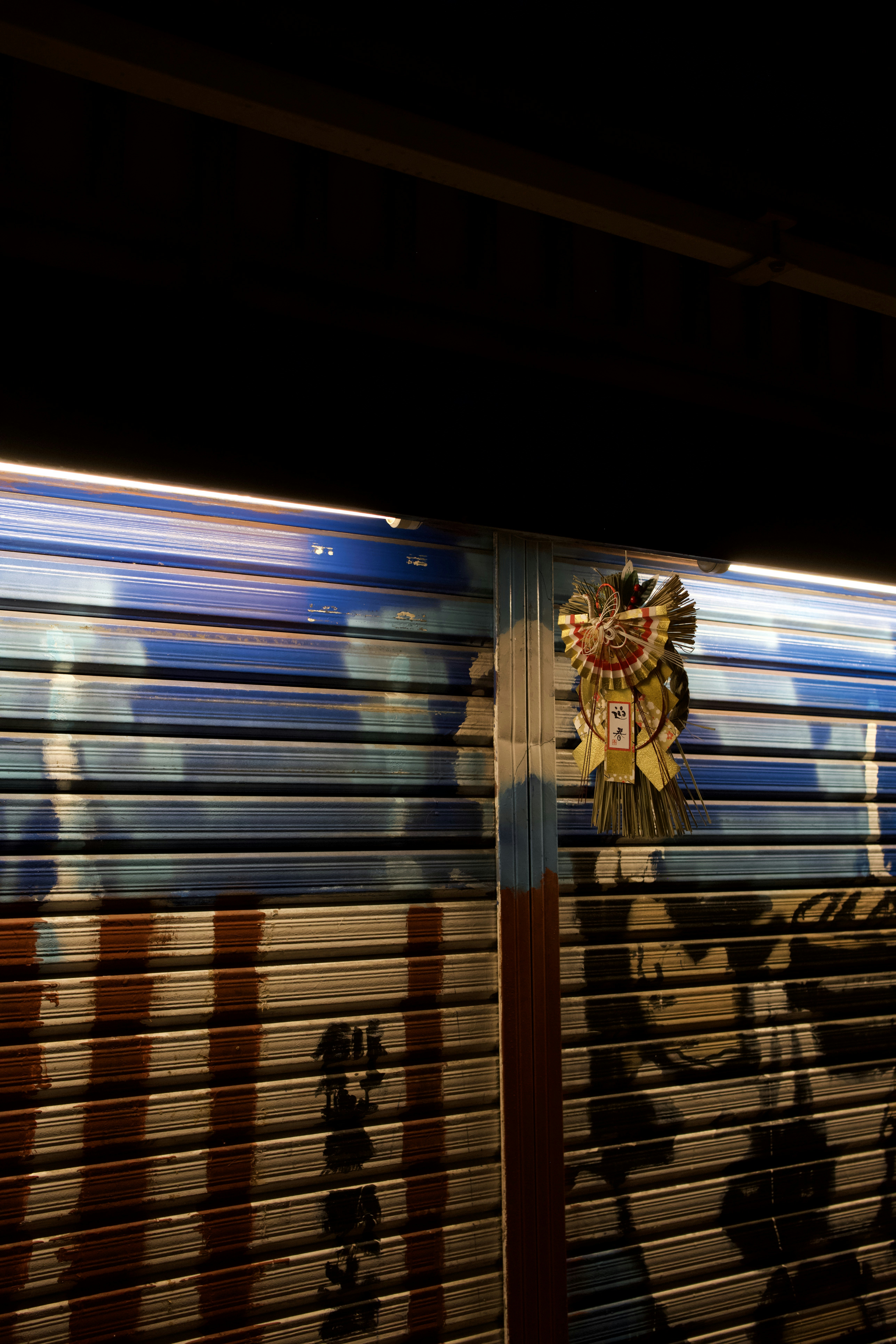 Neon Roll-Down Night: A Shrine Tag in Blue Street Gloom