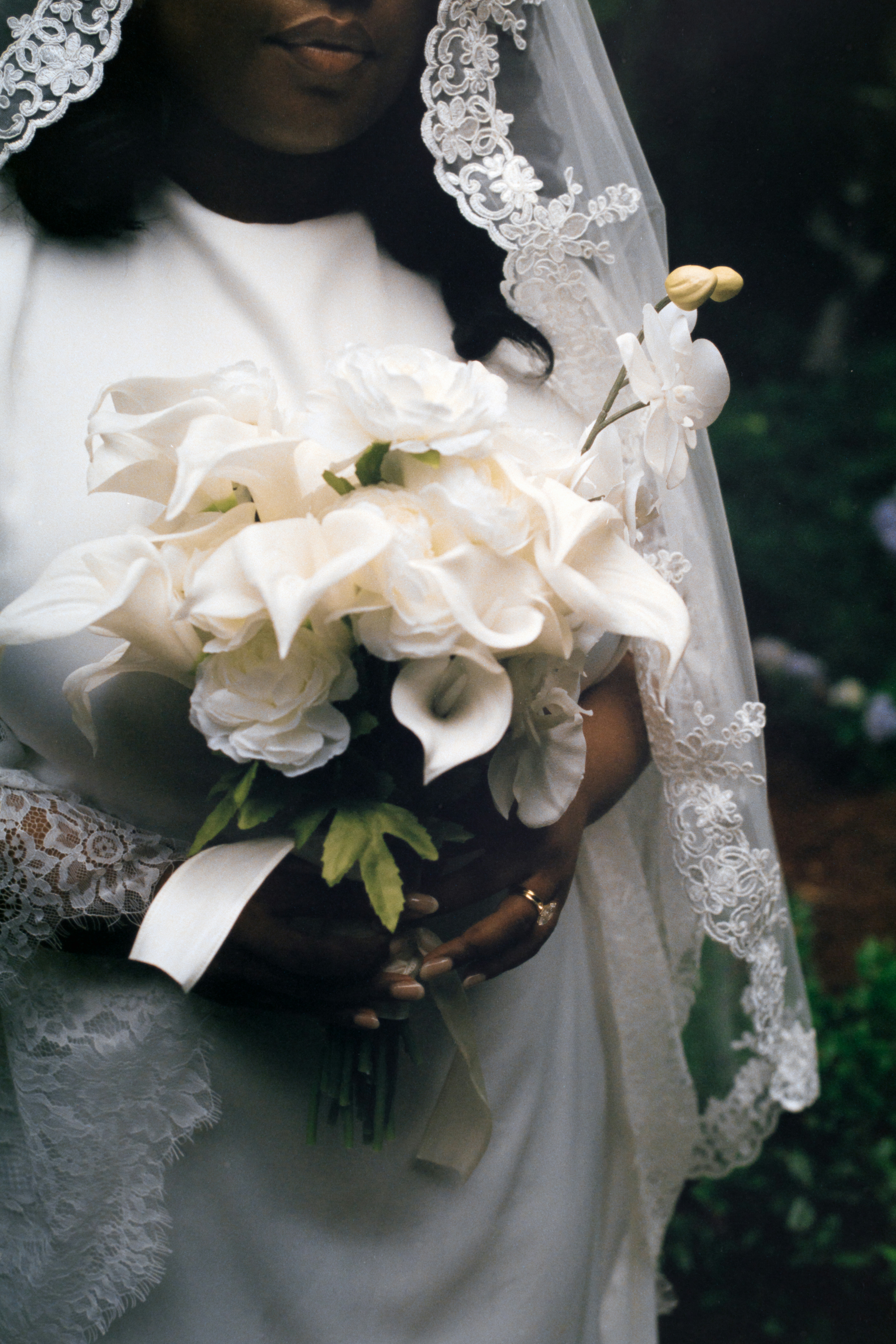 White Bouquet Echoes Lace: A Bride’s Quiet Moment
