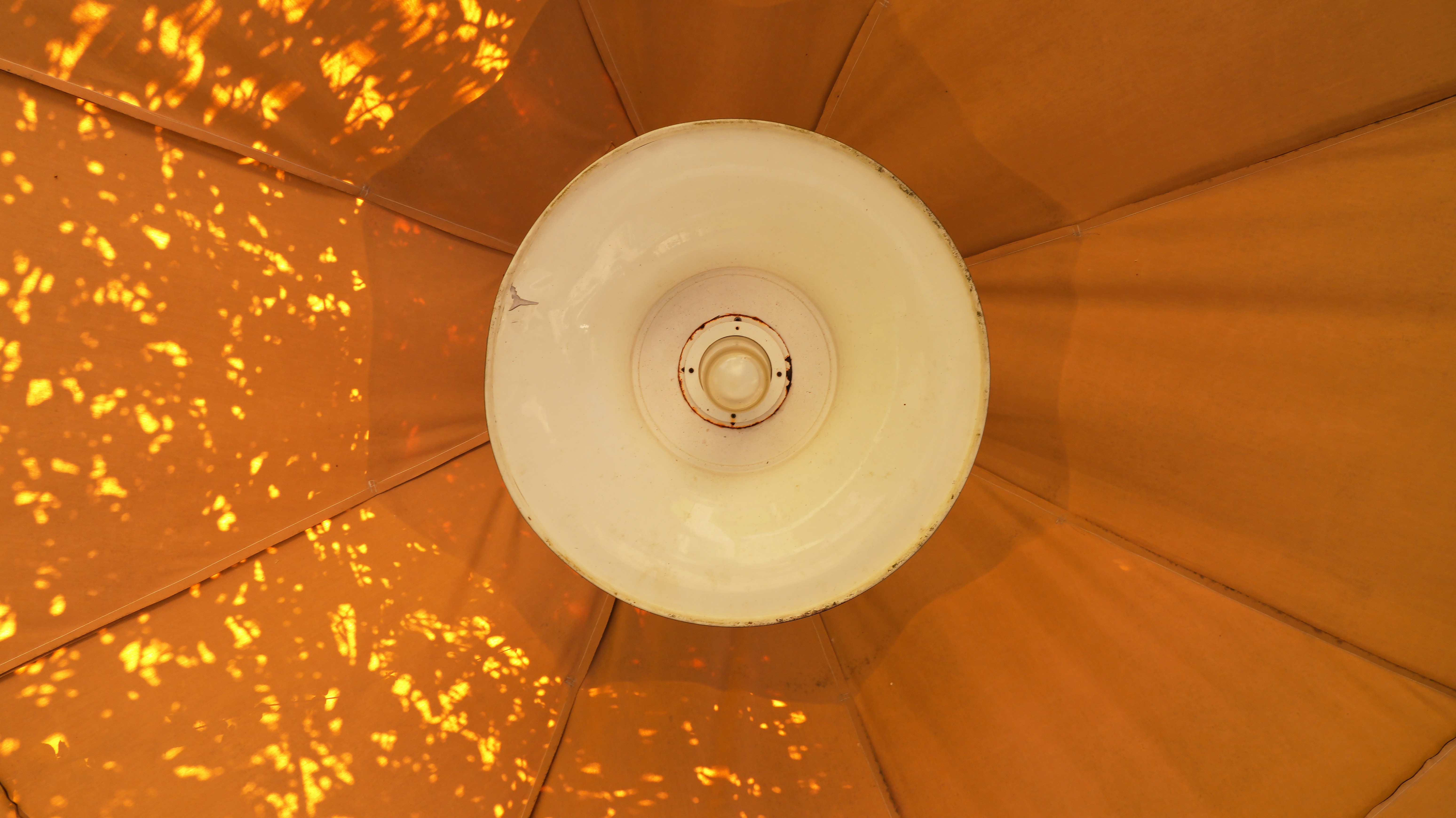 Umbrella-core Glisten: Center of Warm Glow