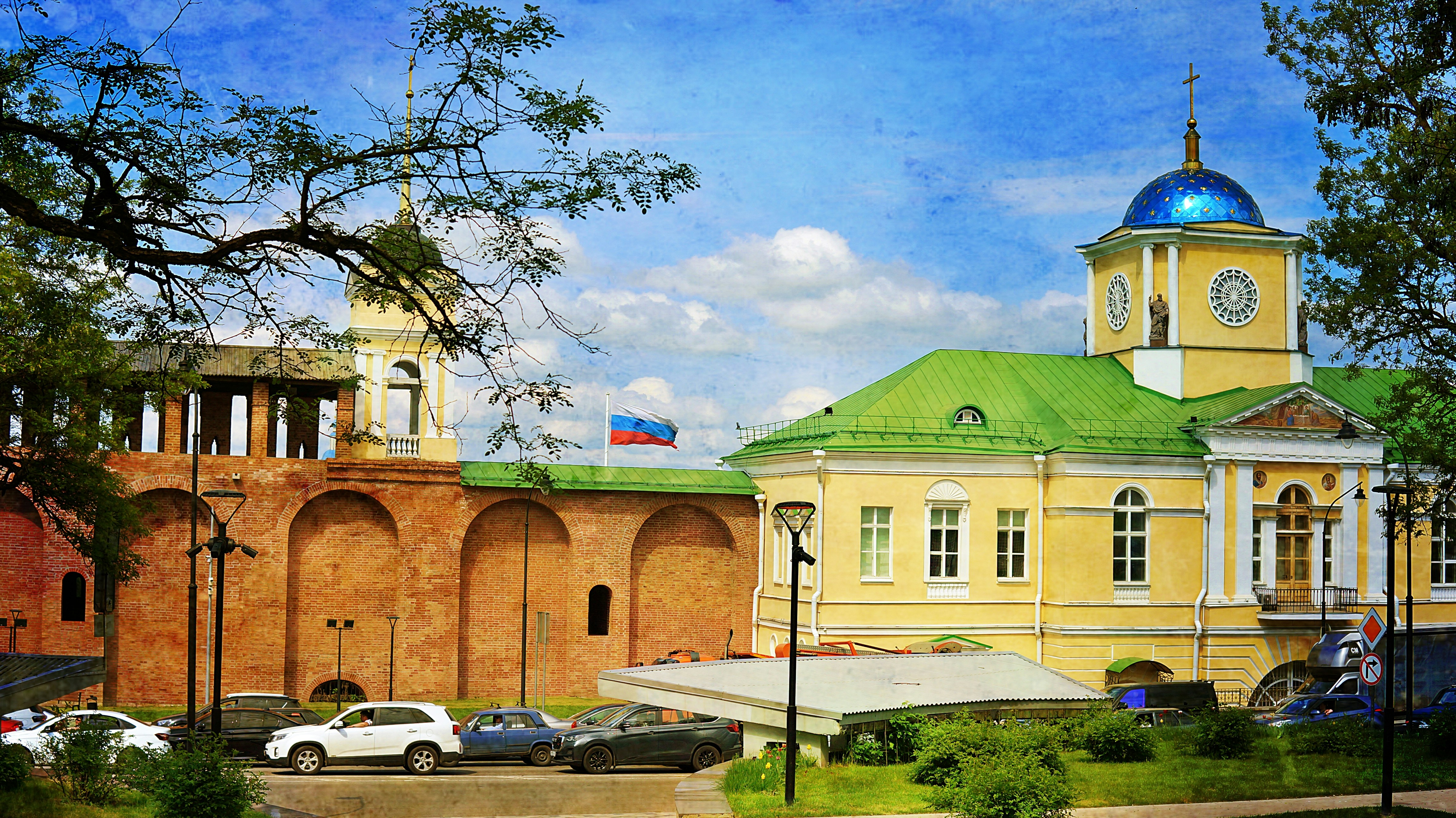 Sunlit Kremlin Arc: A Colourful City Corridor