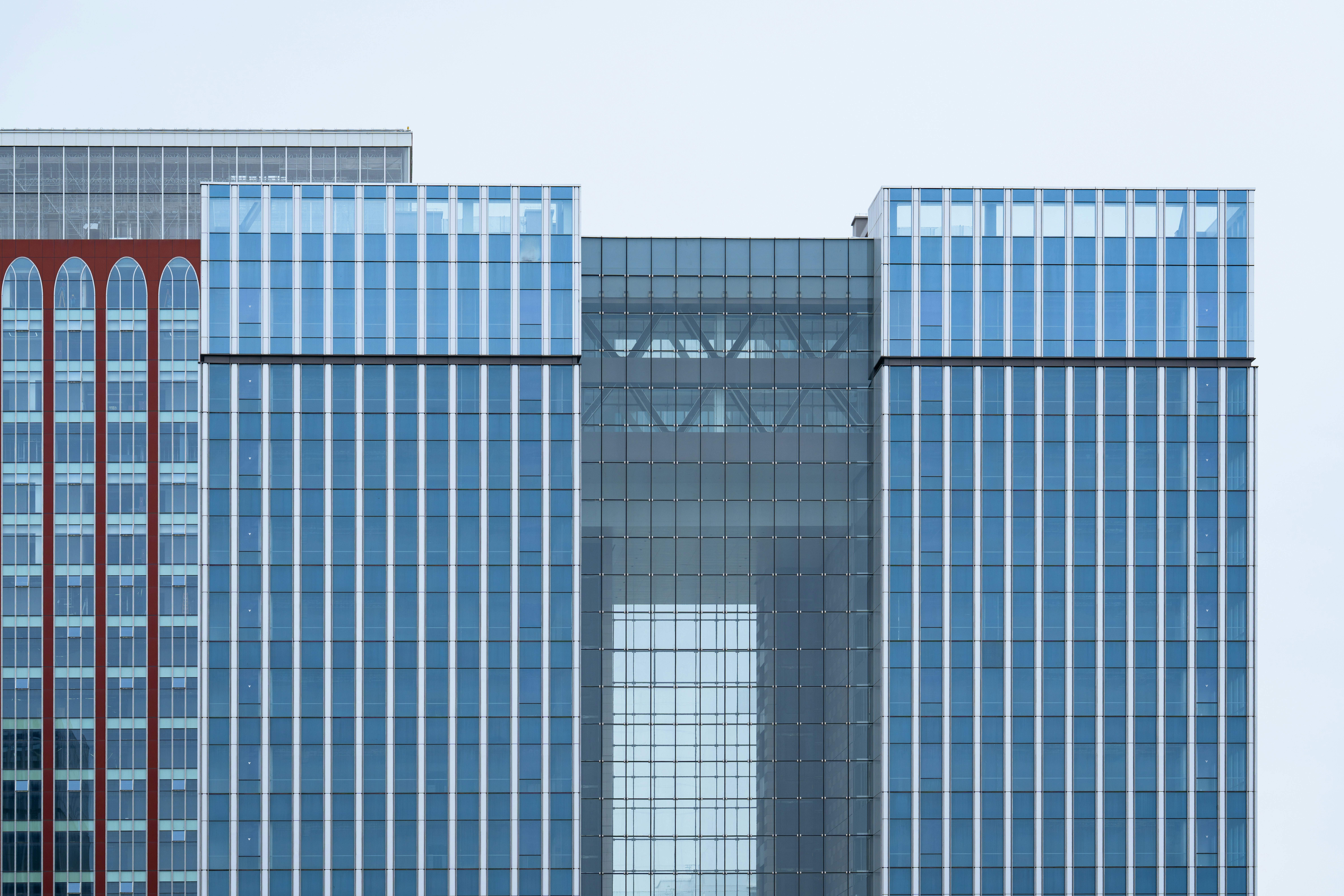Twin Glass Facades Converge: A Scene of Symmetrical Skyward Towers