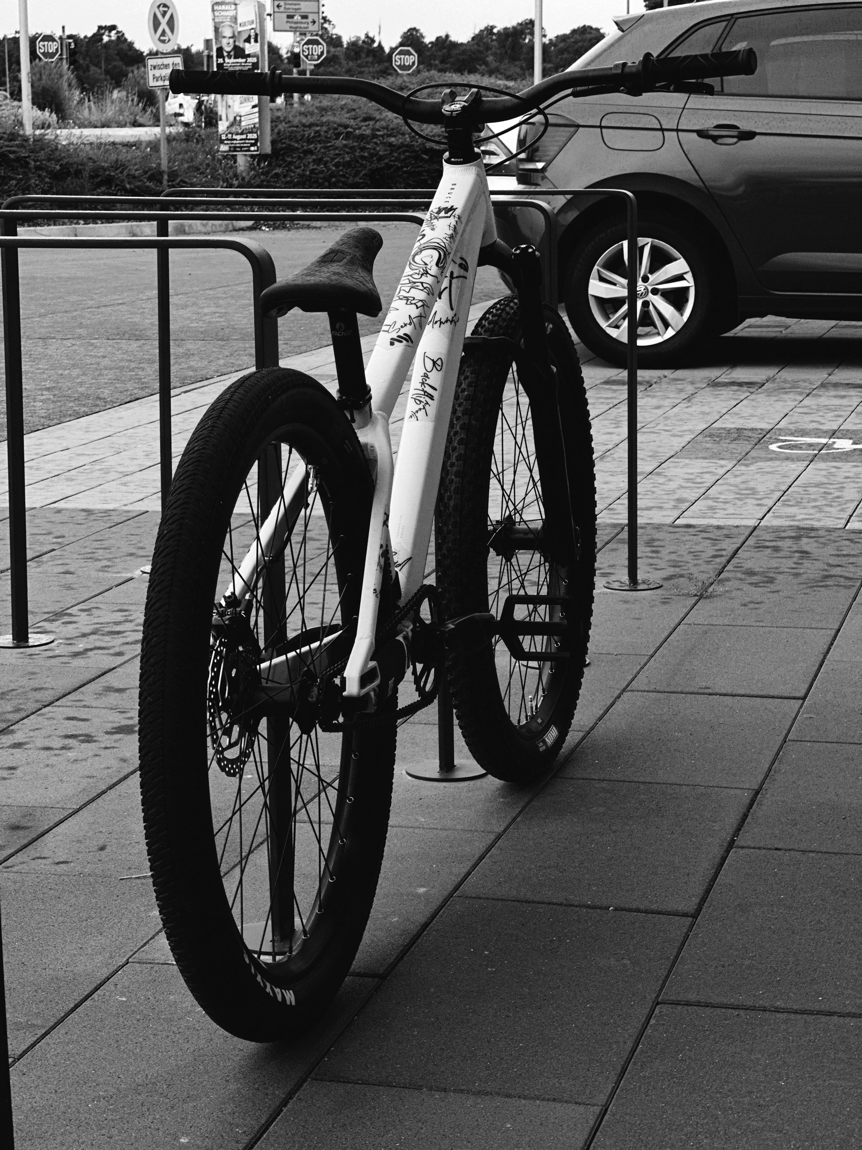 Urban Commute: A Framing of a Silent Bicycle