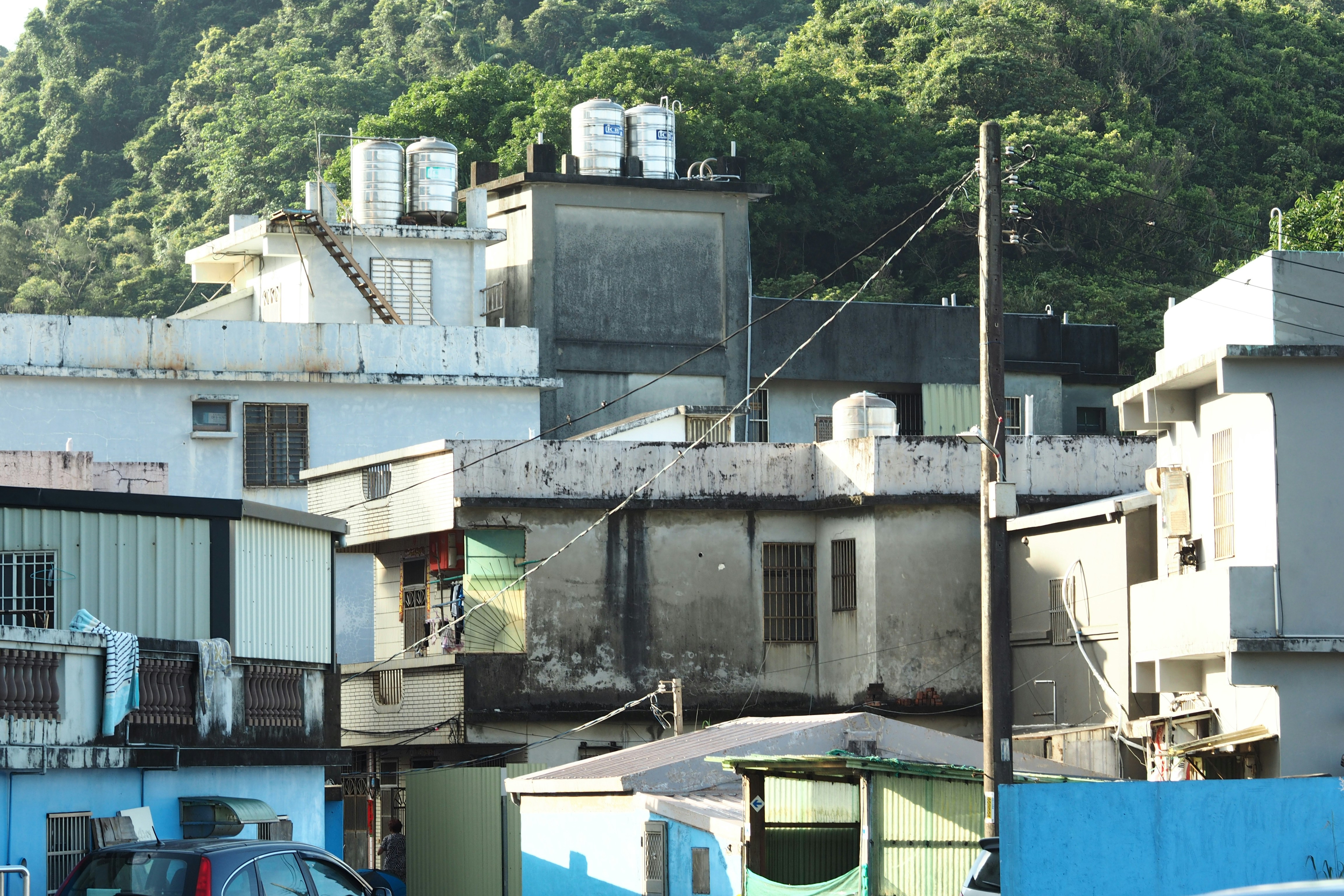 Urban Rooftop Mosaic: A Tangled Landscape of Utilities and Concrete