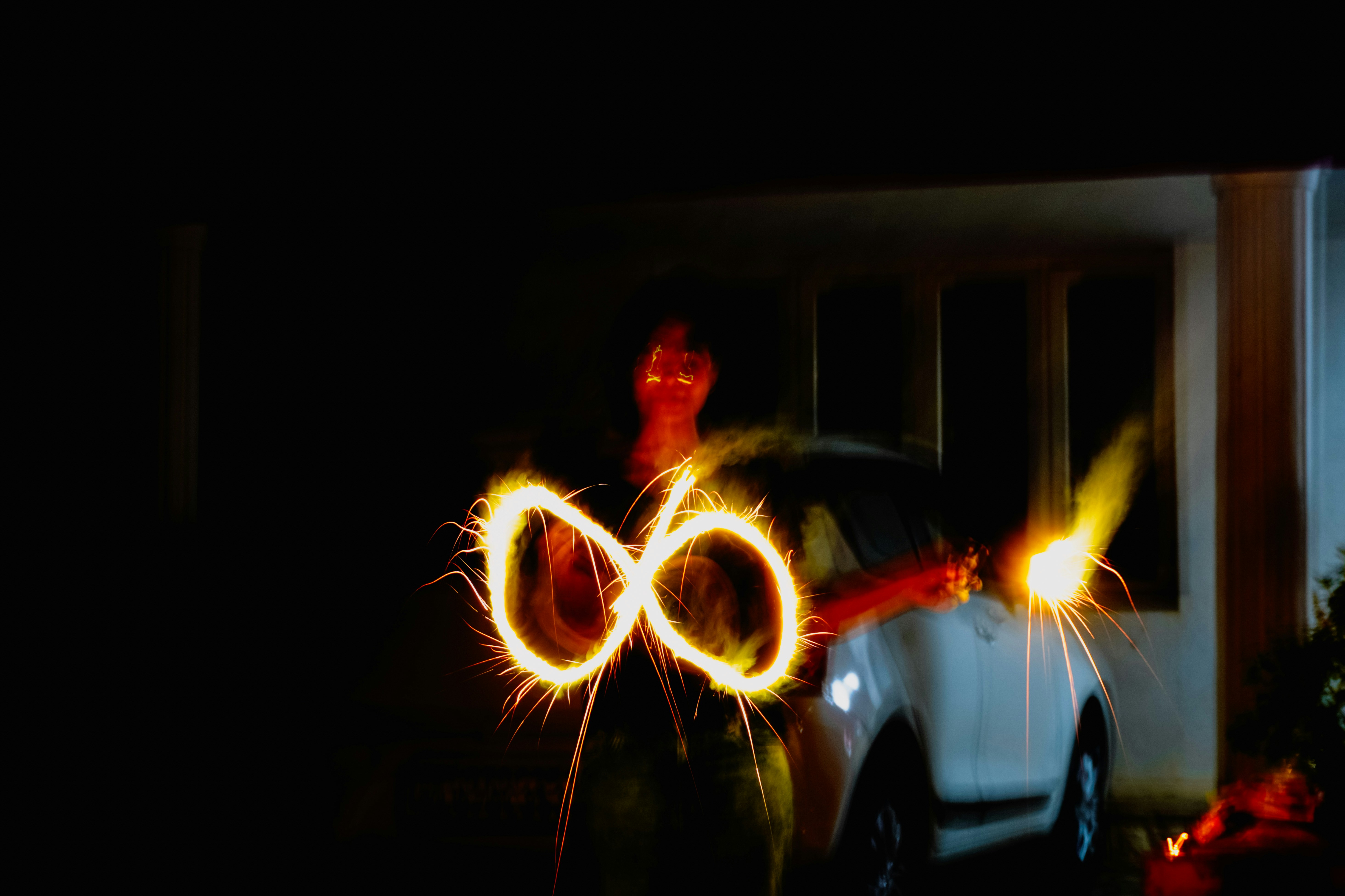 Sparking Infinity: a Night-time Trace of Light