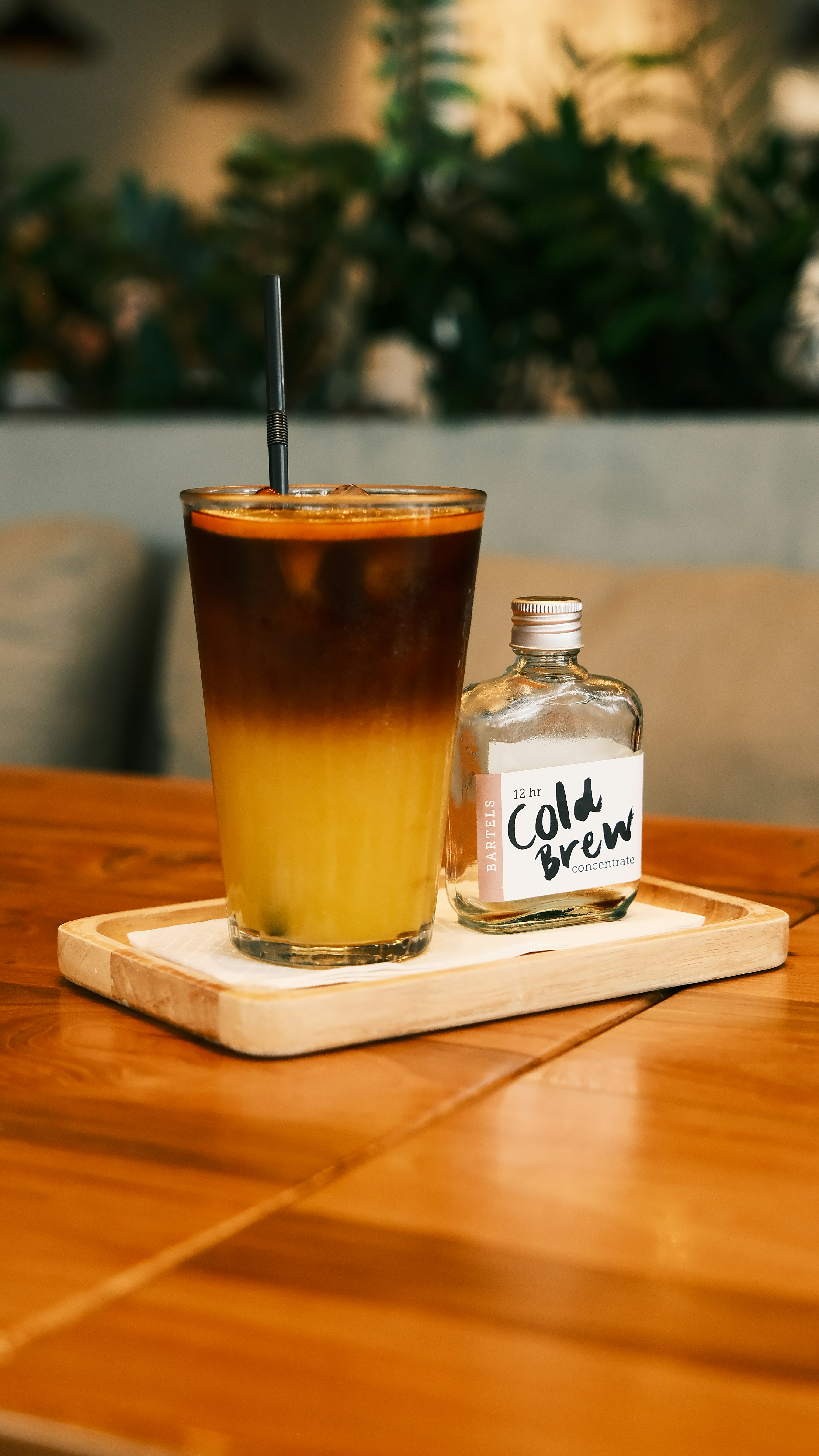 Layered Café Glow: Iced Amaretto on a Wood-Tone Tray