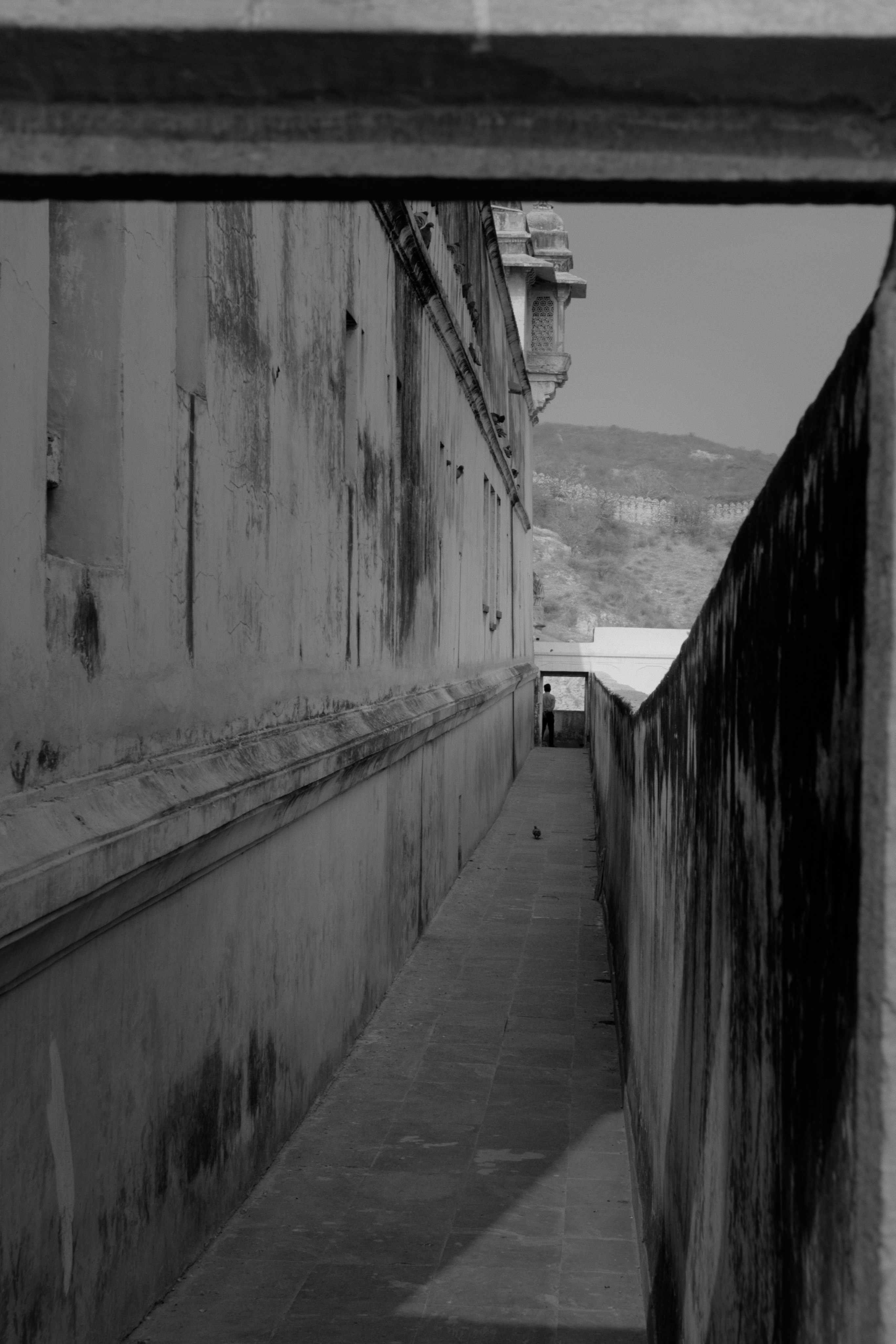 Down the Narrow Path: Geometry of Light in Stone