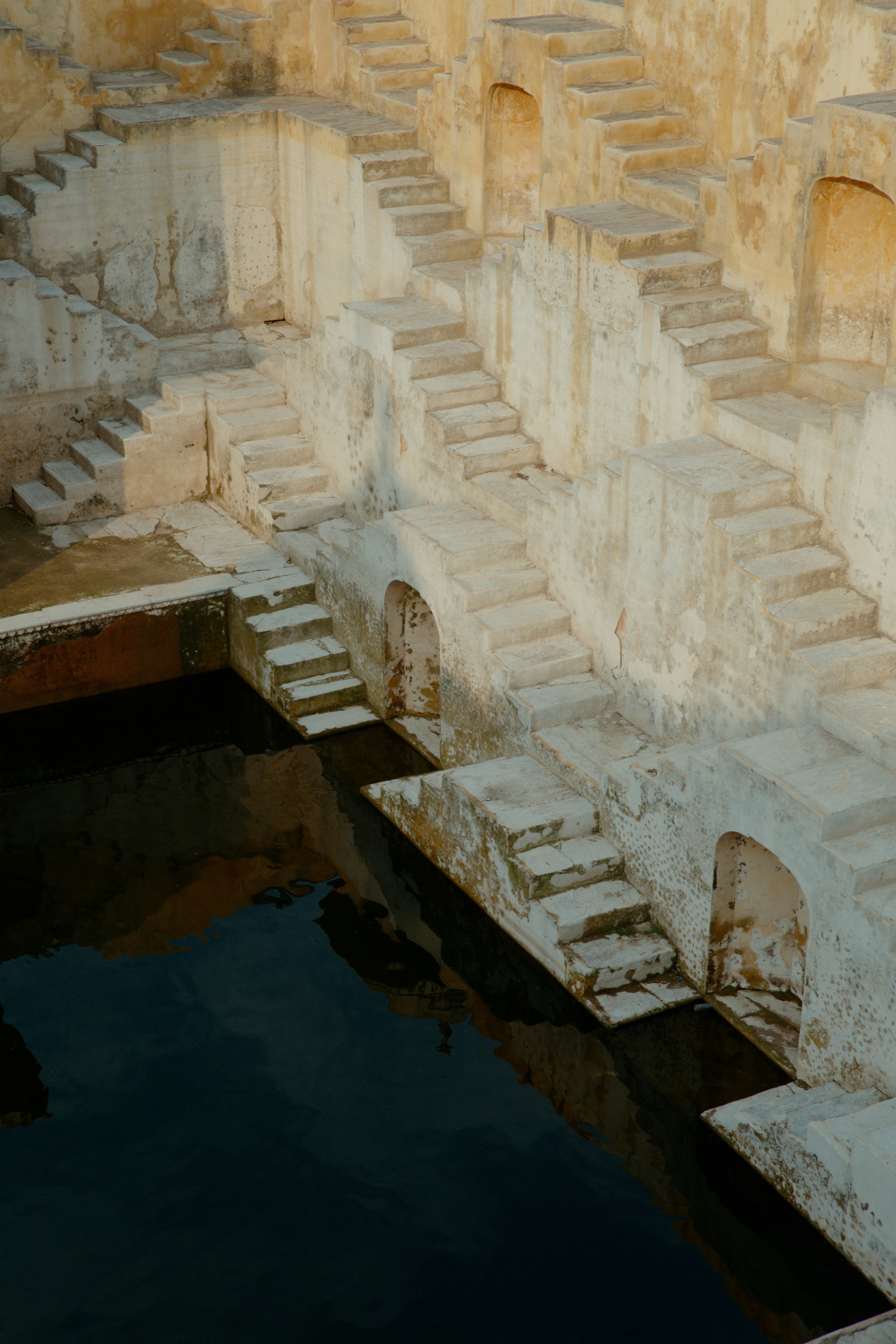 Staircase Geometry over Quiet Mooring Walls