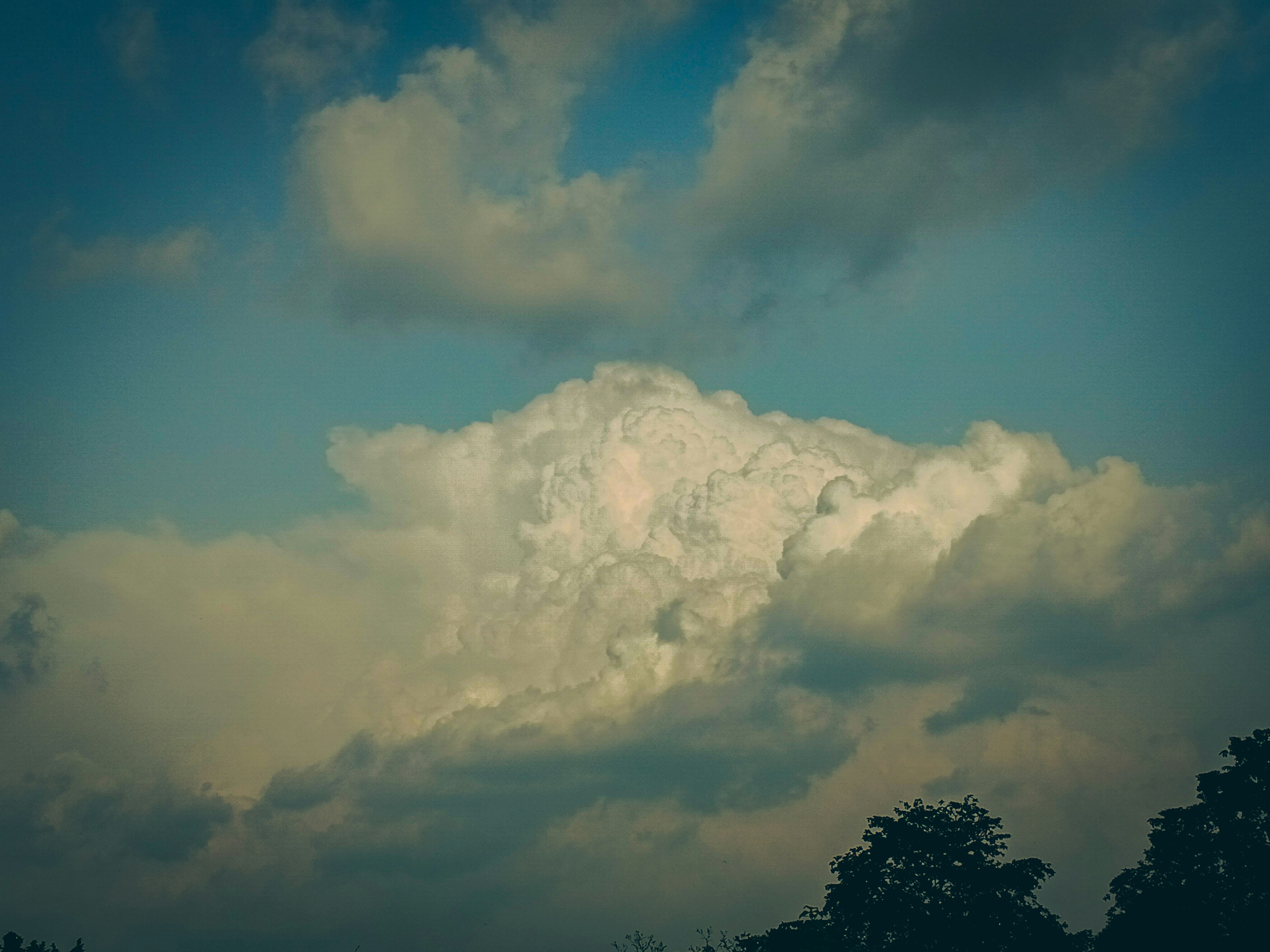 Cloud Crown over Silent Horizon