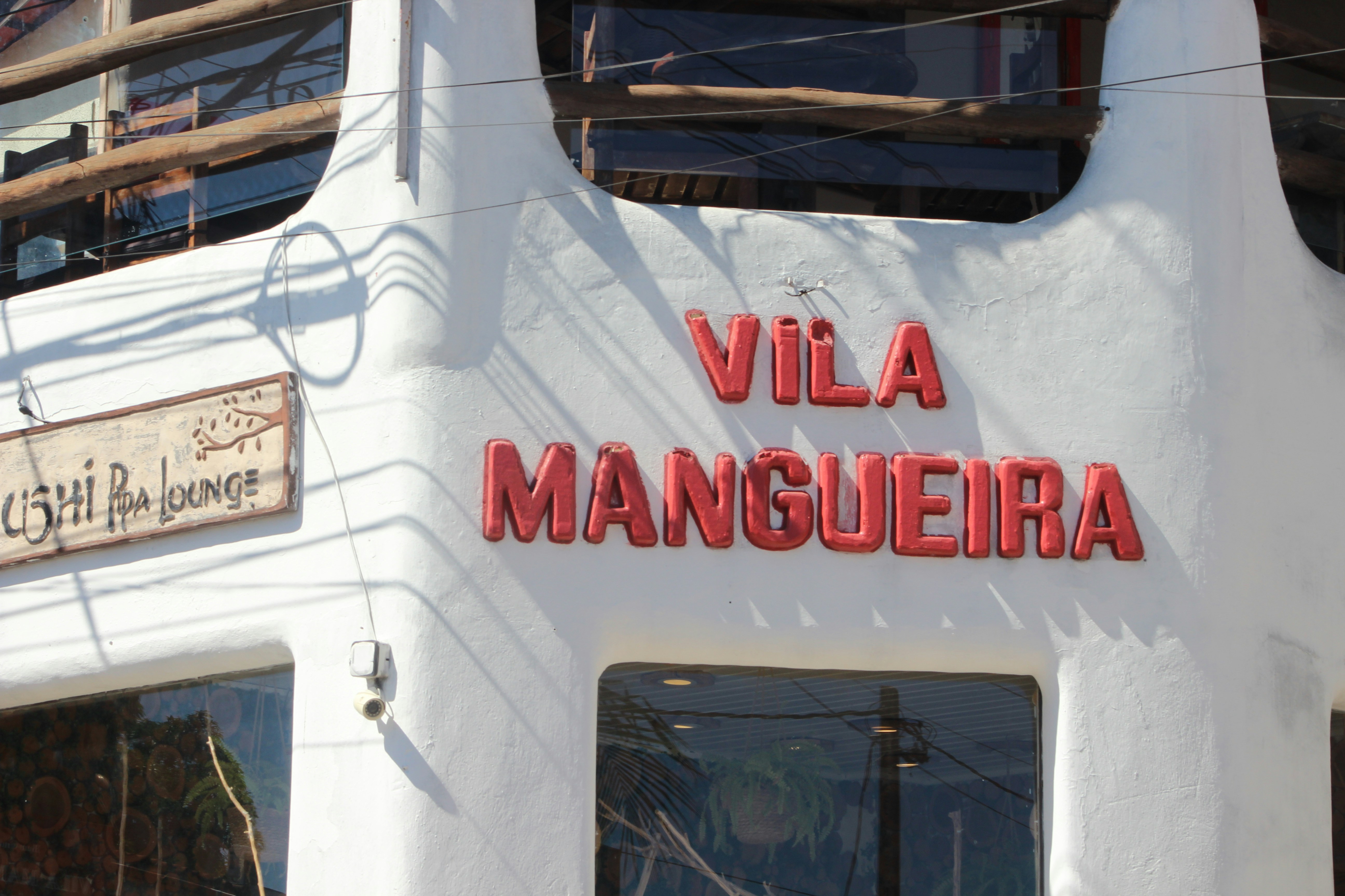 Vila Mangueira Facade in Sunlit Curves