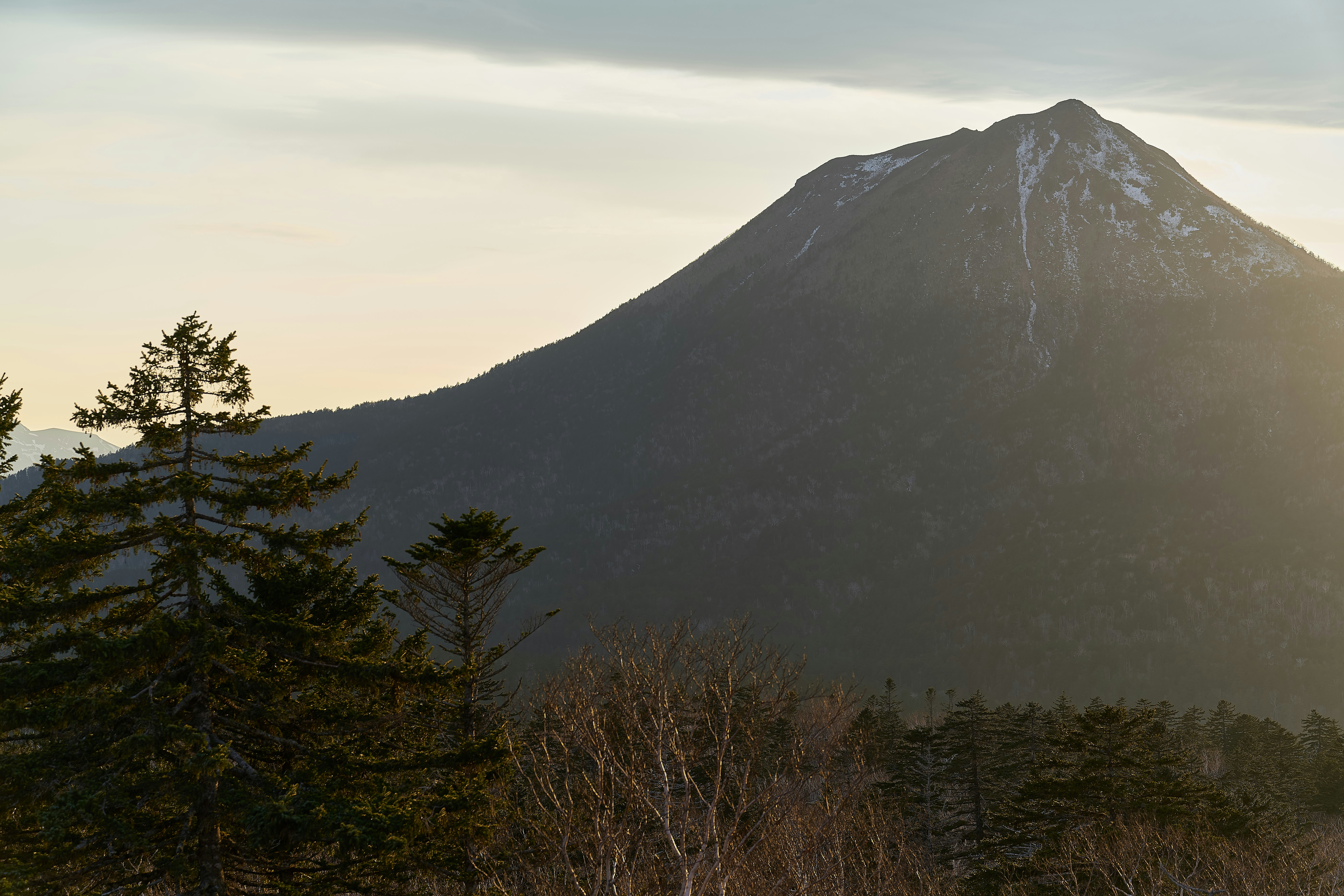 Dawn Standoff: Peak Weathers the Quiet Light