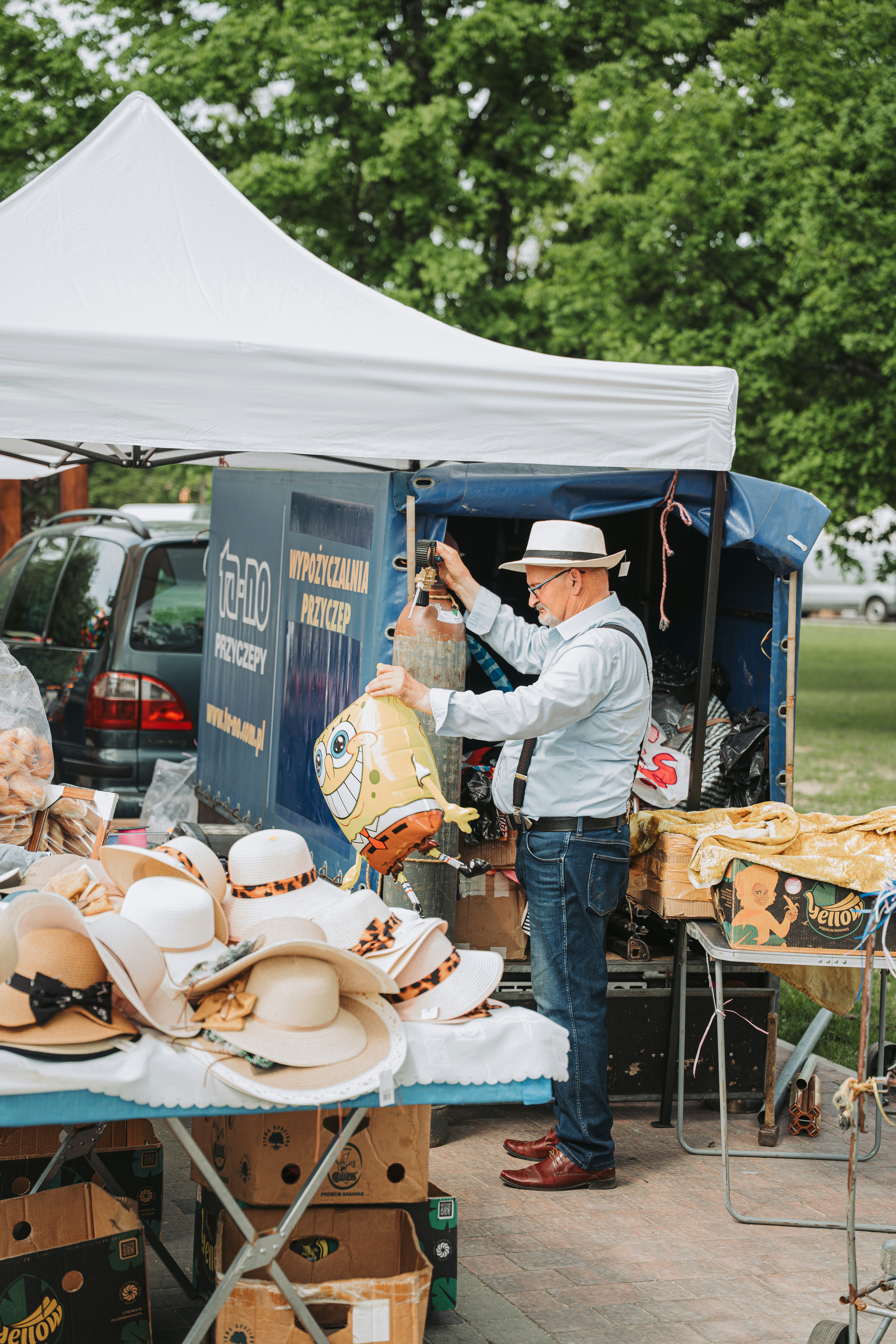 Hat Trader at the Tent: Craft and Carnival Objects in Motion