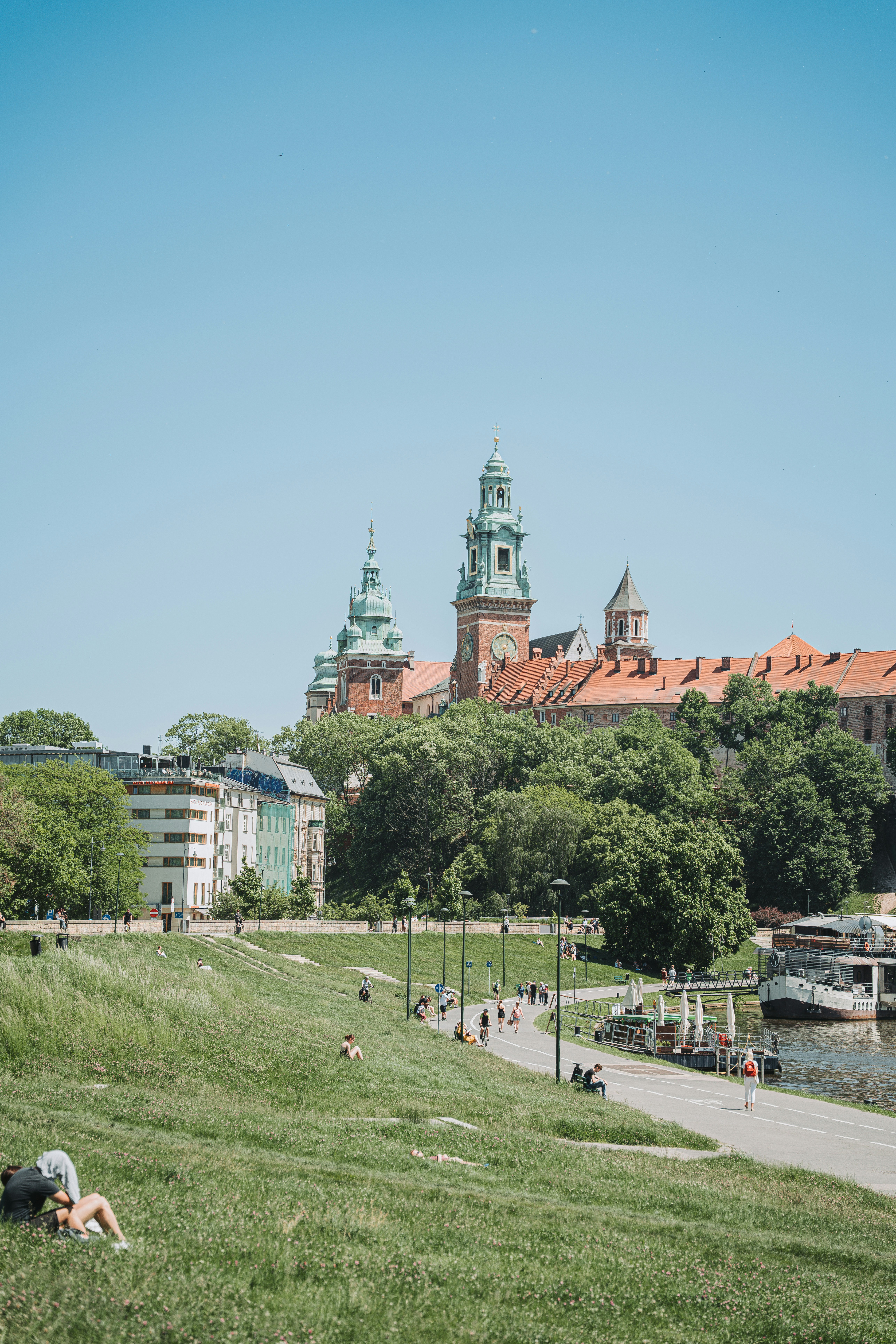 Harborfront Castle: A Riverside Vista Framing a Historic Skyline
