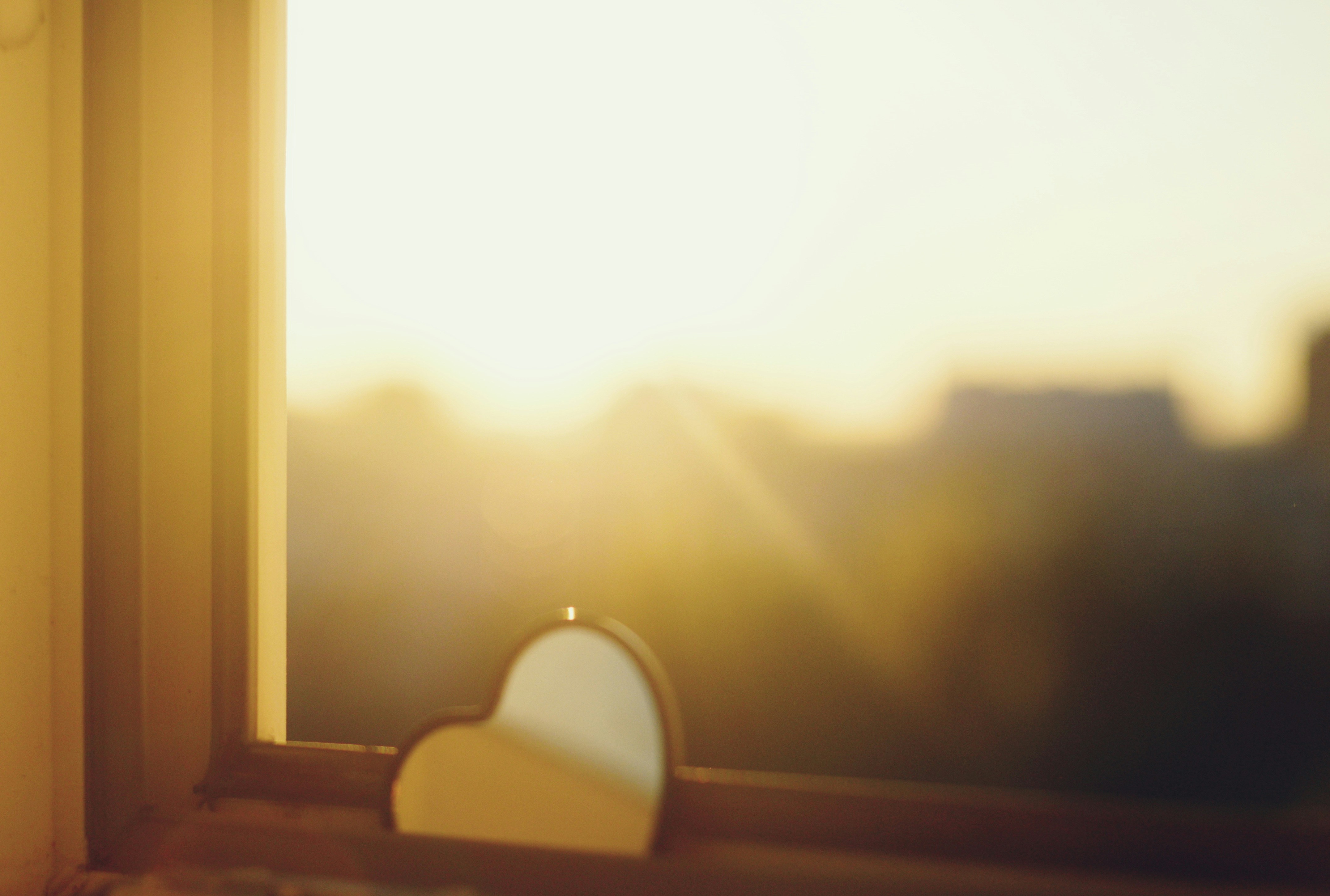Soft Morning Heart: A Blurred Window Scene with a Gentle Glow