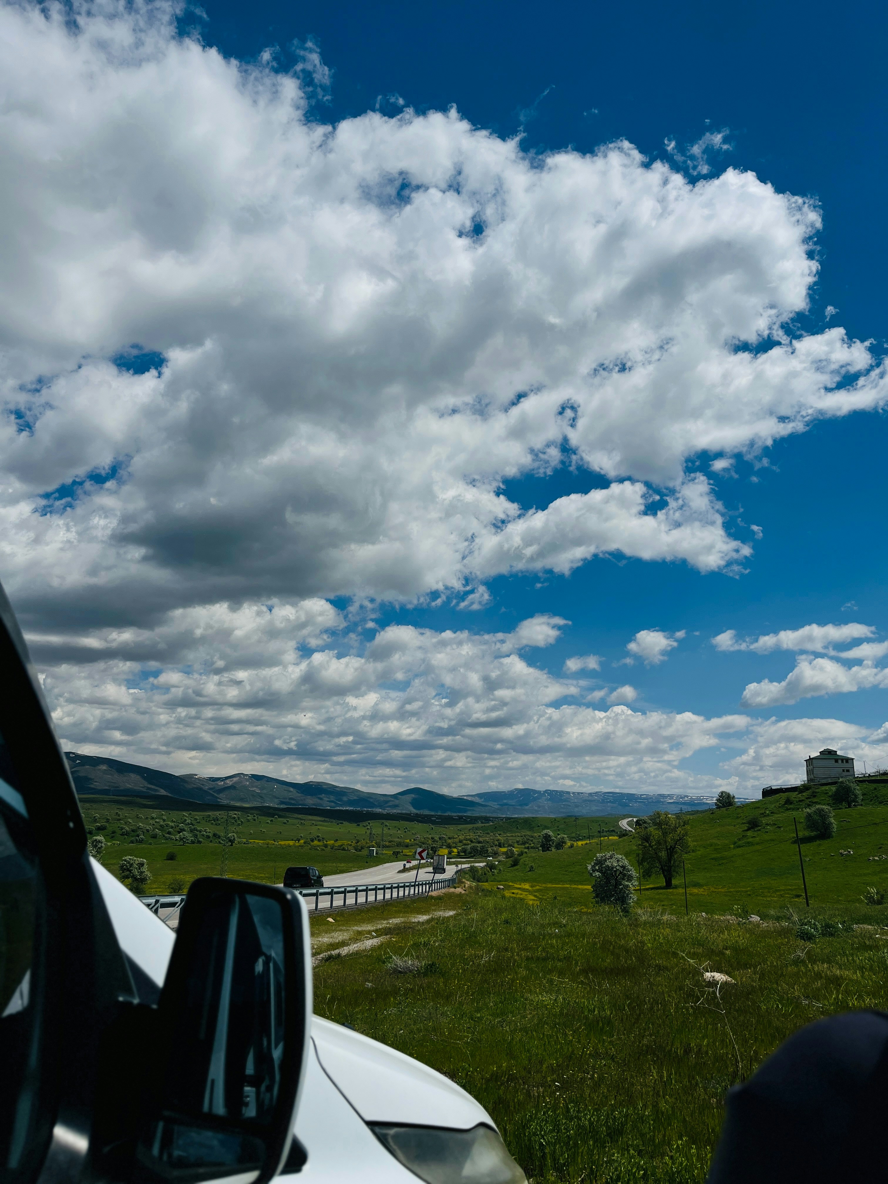 Roadside Horizon: A Quieter Drive Beneath Expansive Clouds