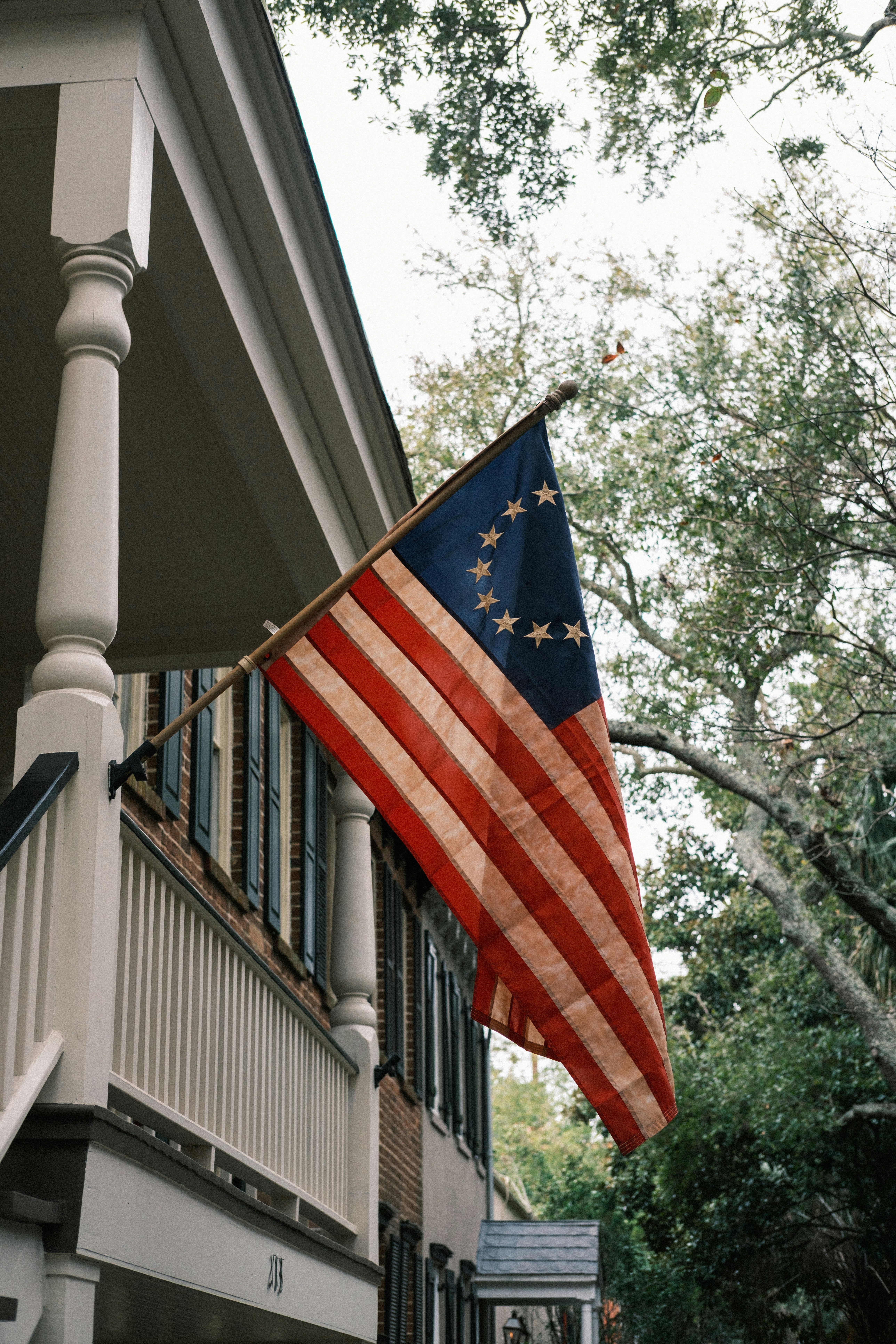 Flag on a Porch: A Quiet American Moment Framing a Patriot’s Flag