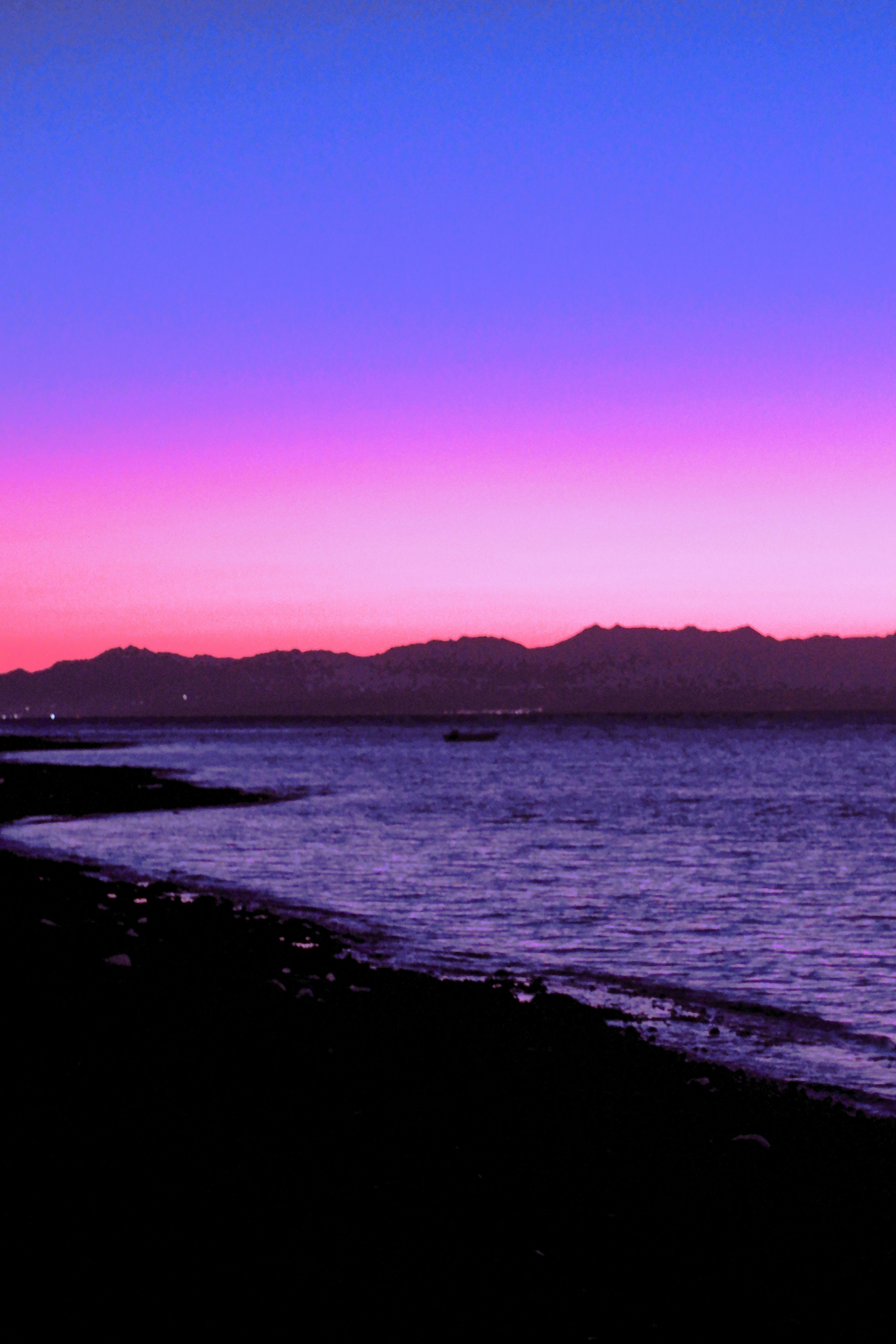 Horizon Burn: Pink-Blue Seascape at Dusk