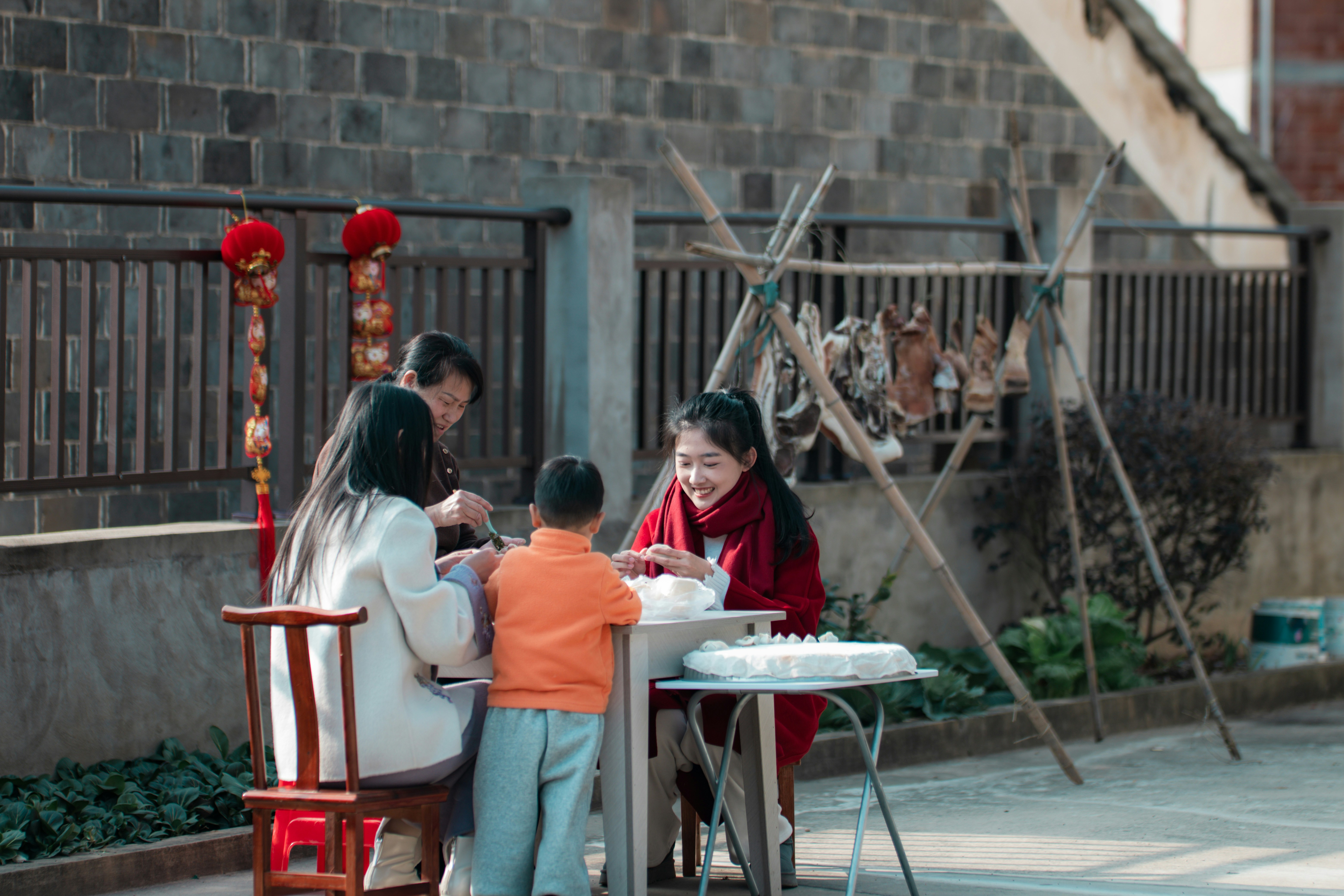 Family Tea Time under the Red Lanterns