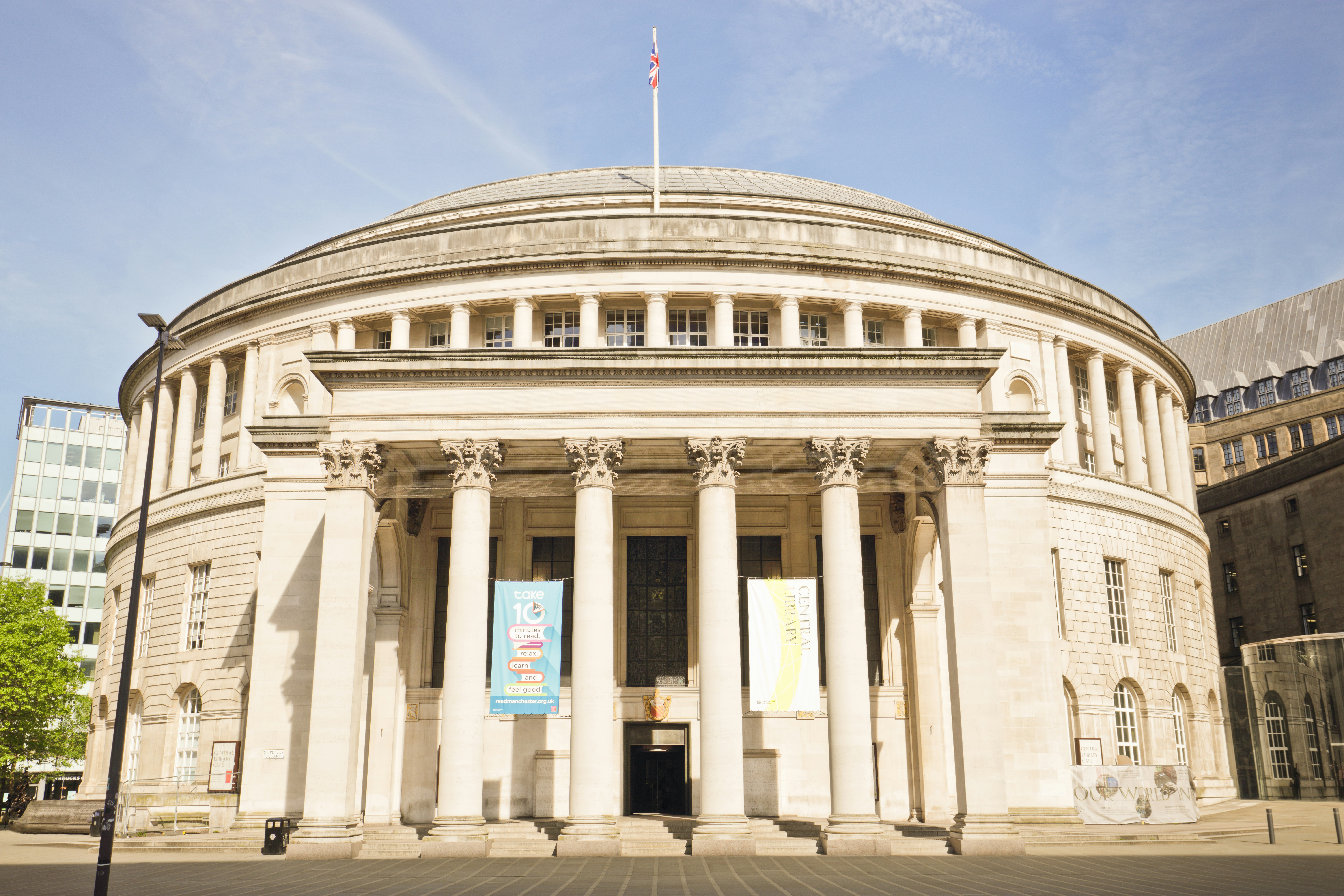 Beaux-Arts Facade: A Grand Circular Temple Framing Pillars