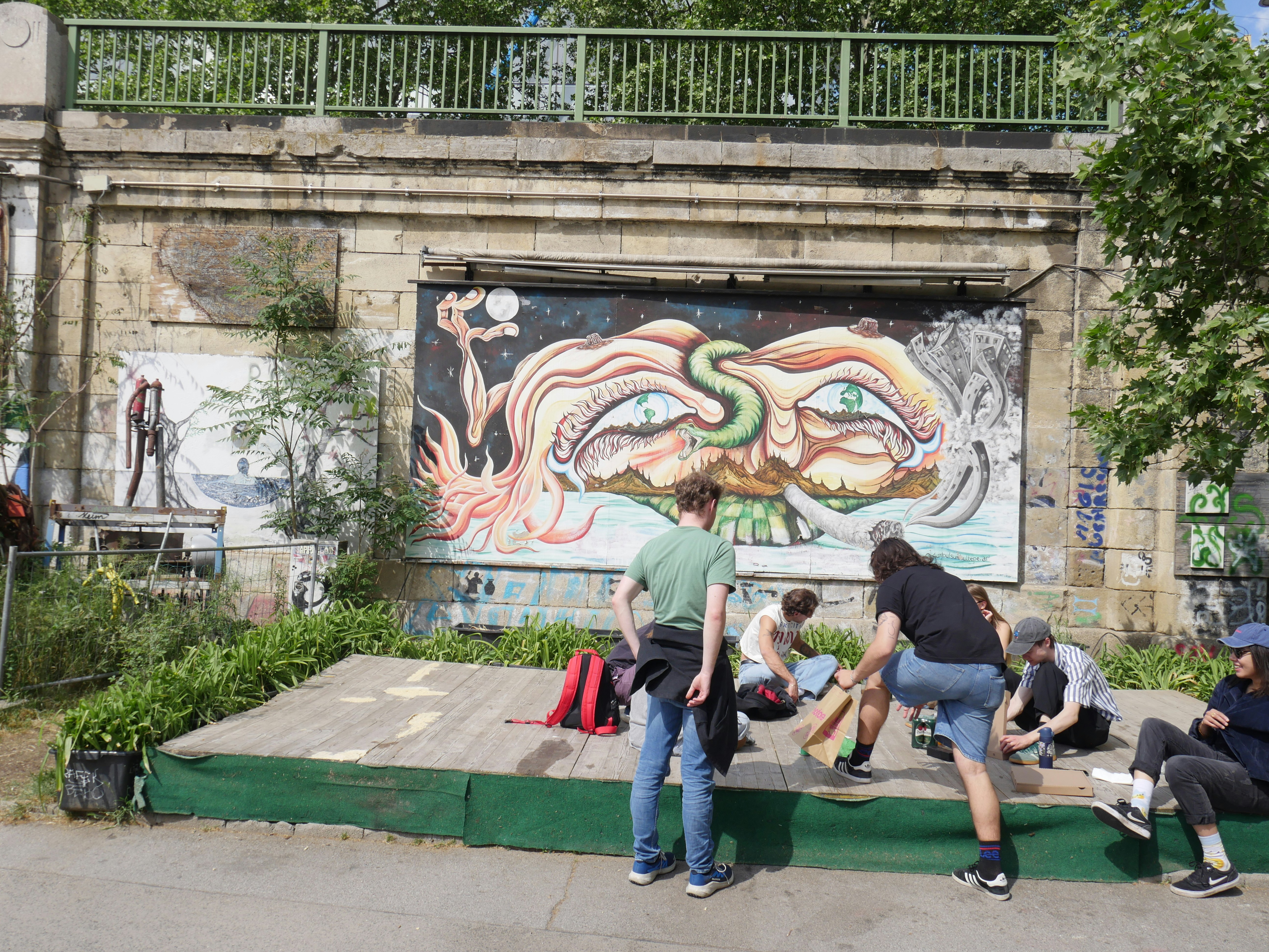 Graffiti mural workshop in the sunshine