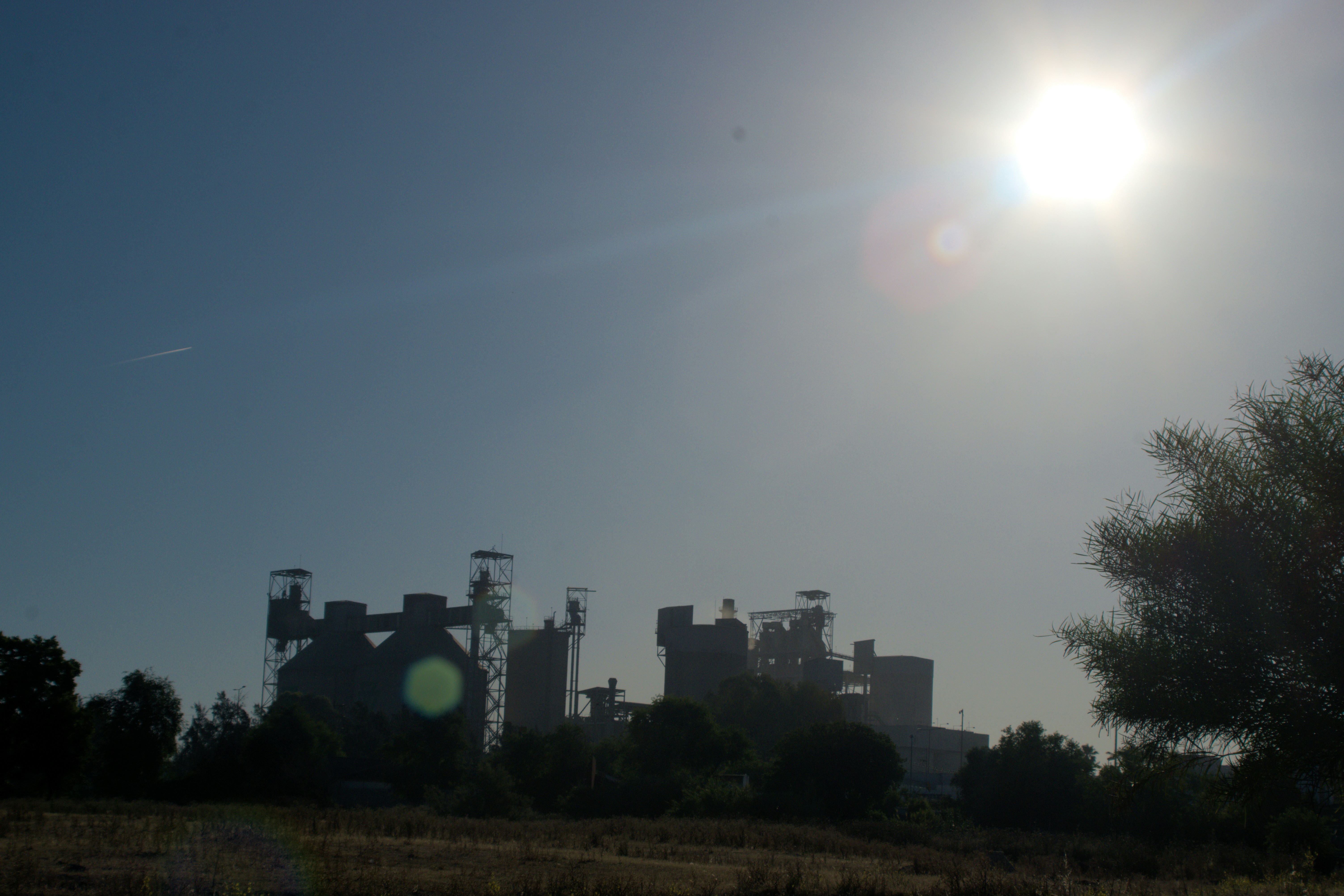 Thi i s an industriial park in the spring morning sun. It is in Alcala de Guadaira, Seville
