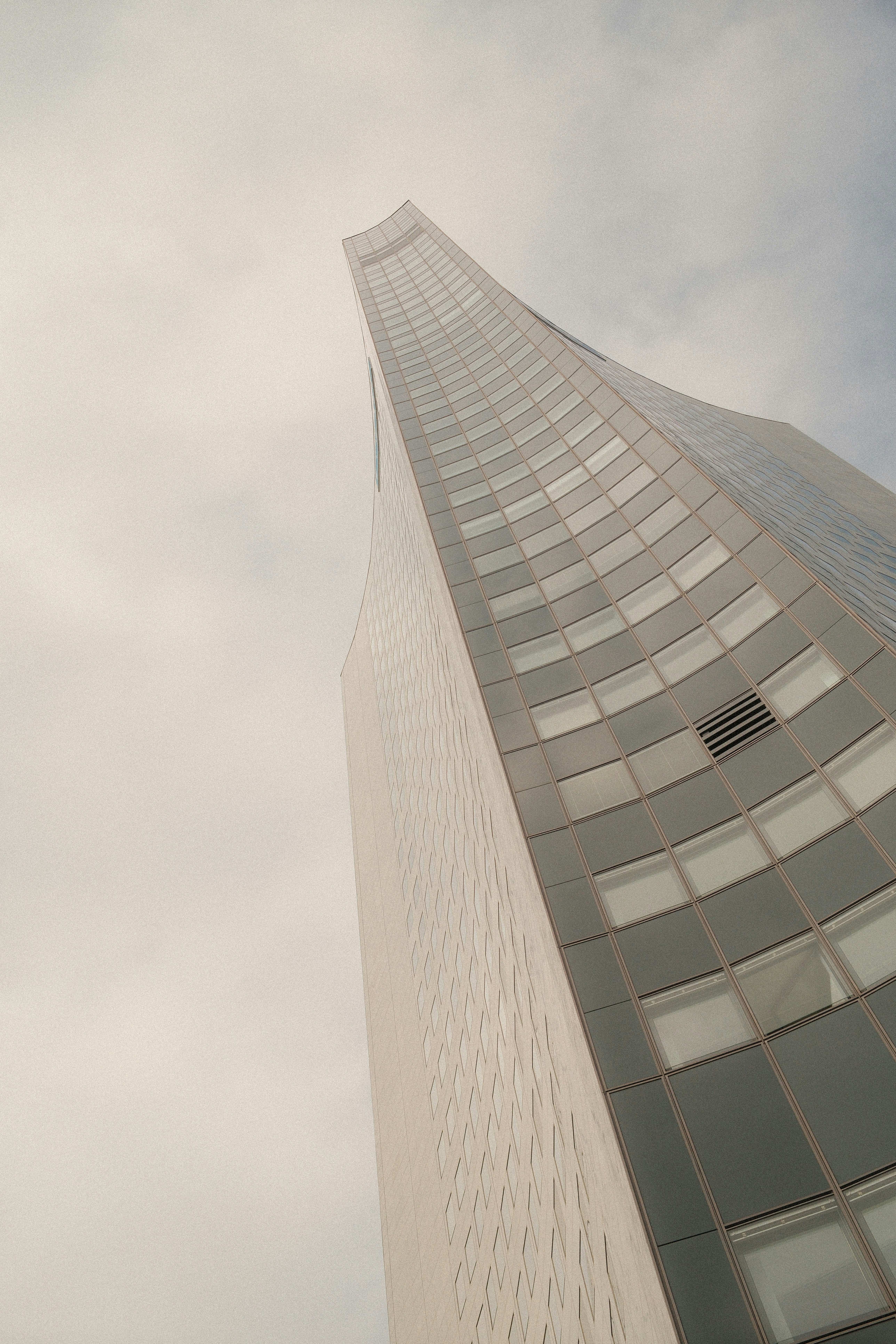 Curve of Skyward Glass: A Leaning Tower Reaches for Light