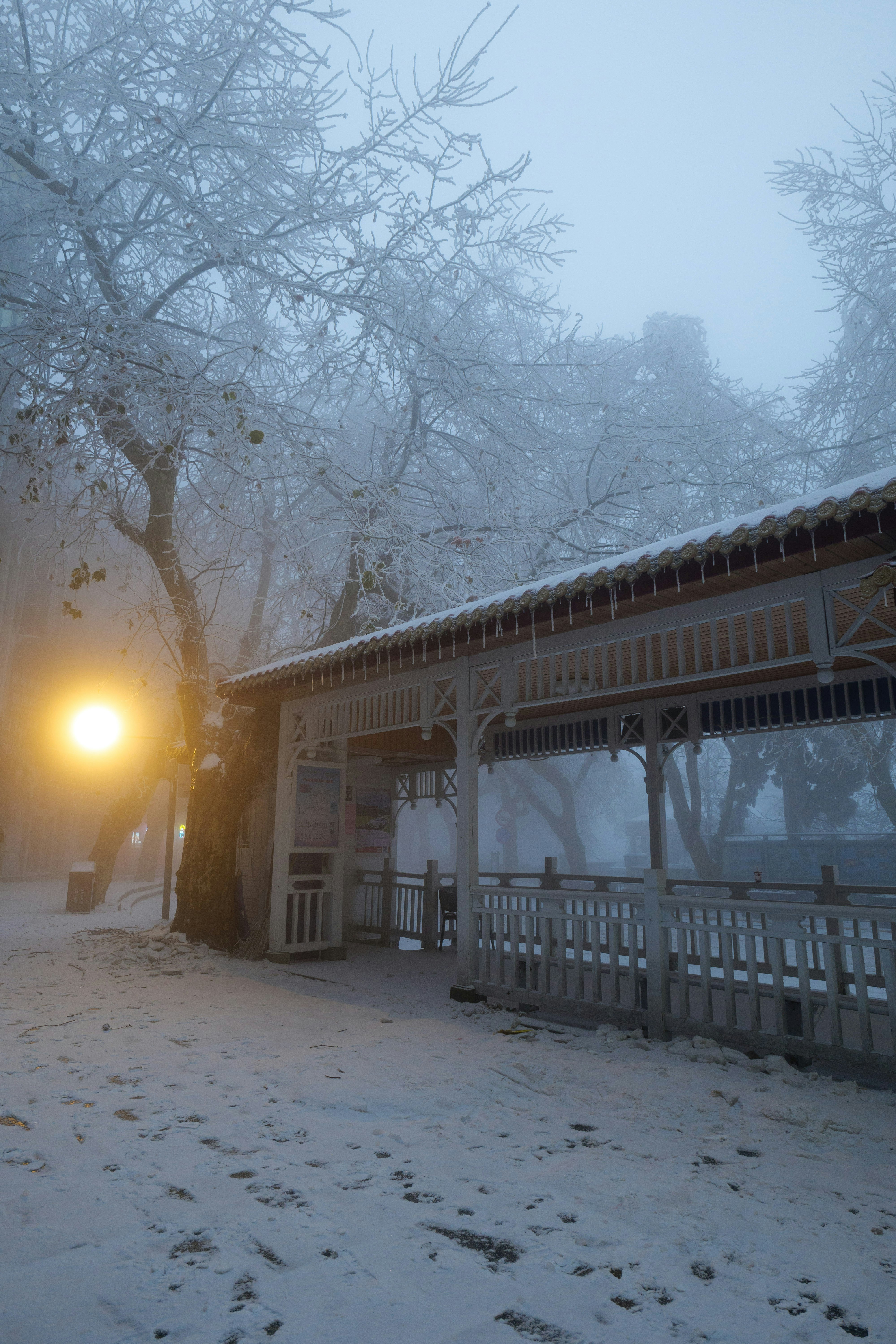 Cold Lantern in the Snow: A Quiet Park Pavilion Shrouded in Mist