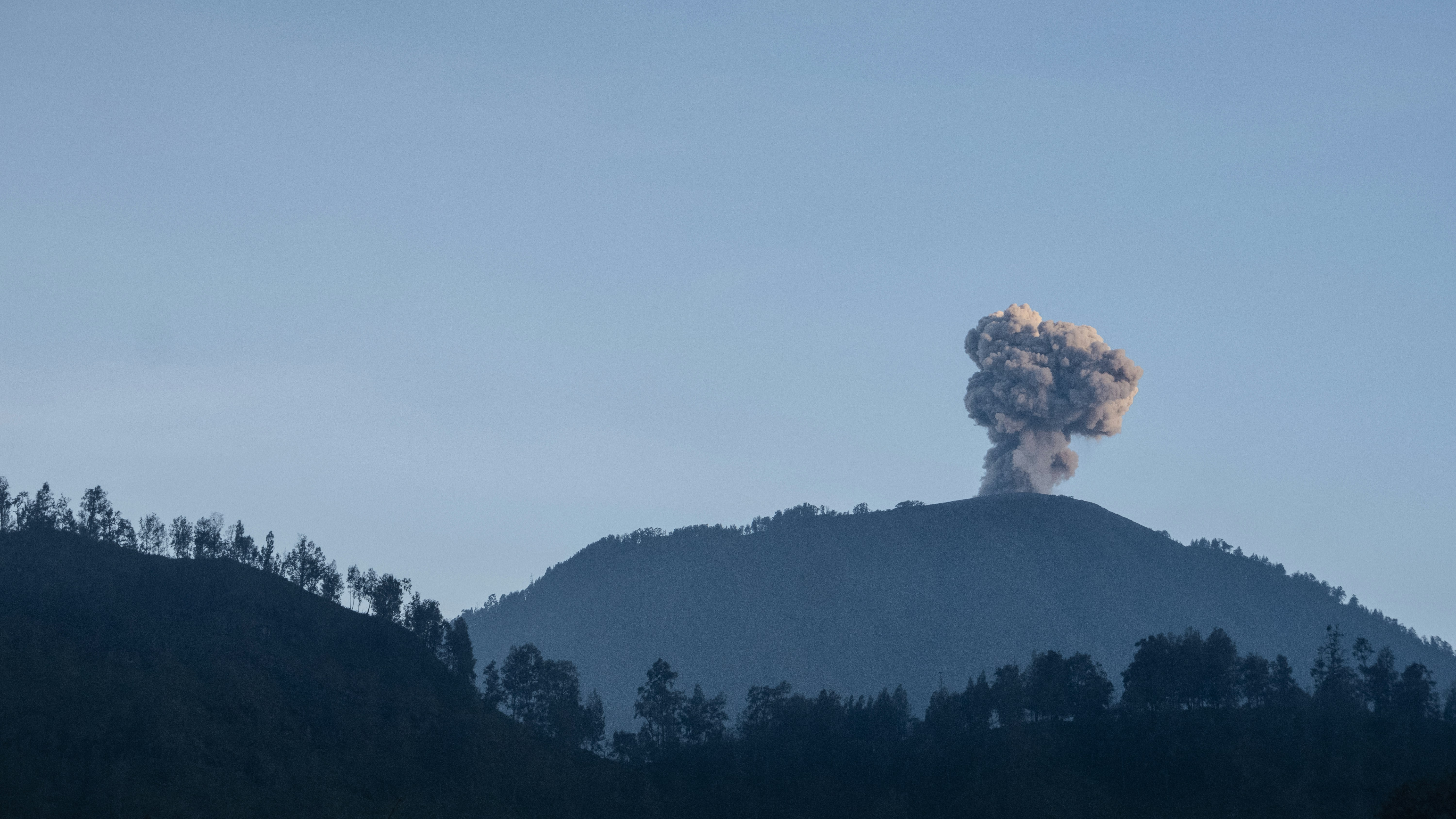 Volcanic plume above the ridge: a distant eruption halo