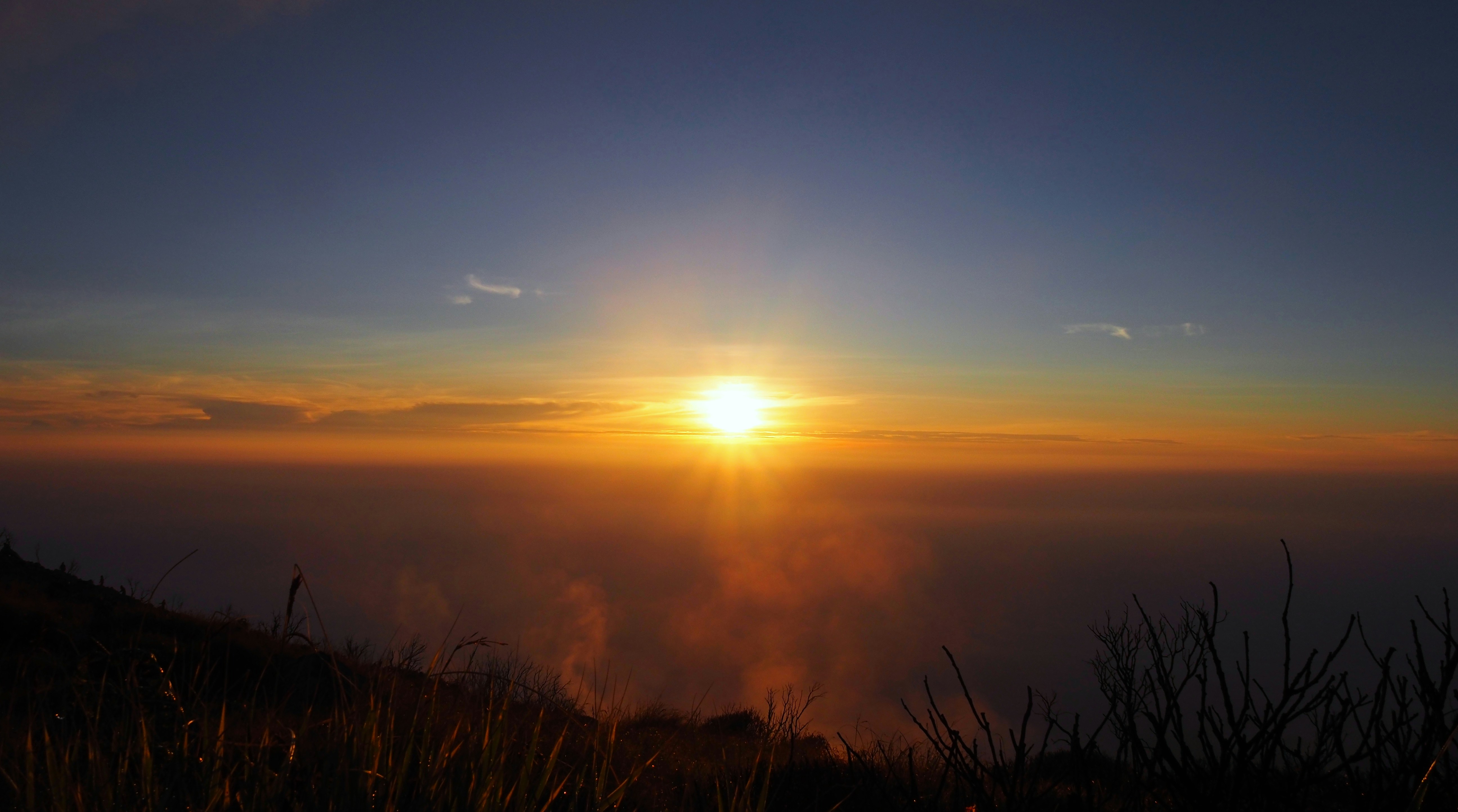 Golden Horizon: Sunlit Fog over a Quiet Ridge