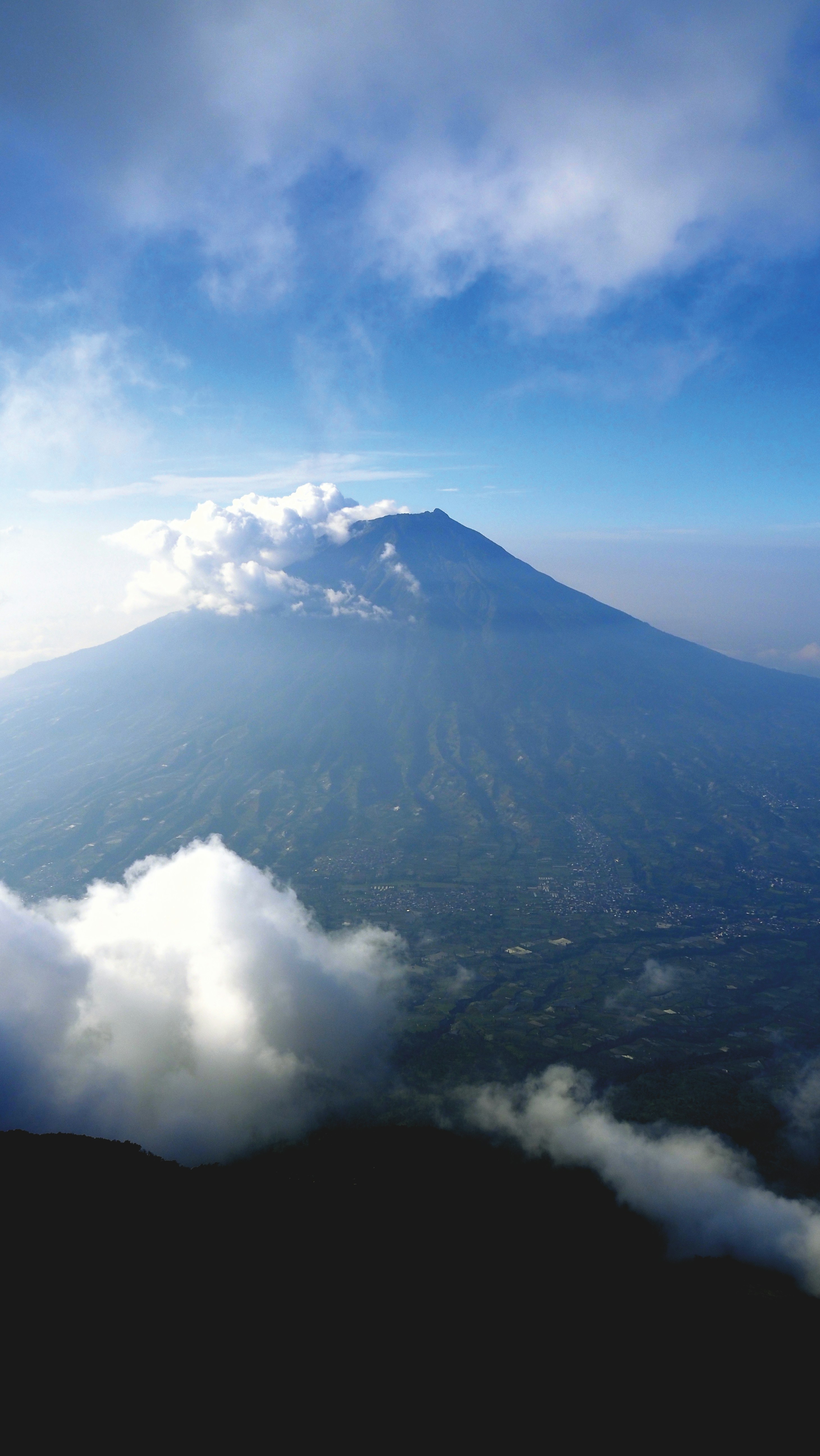 Maiden Peak Above the Clouds: A Quiet Summit under Open Skies