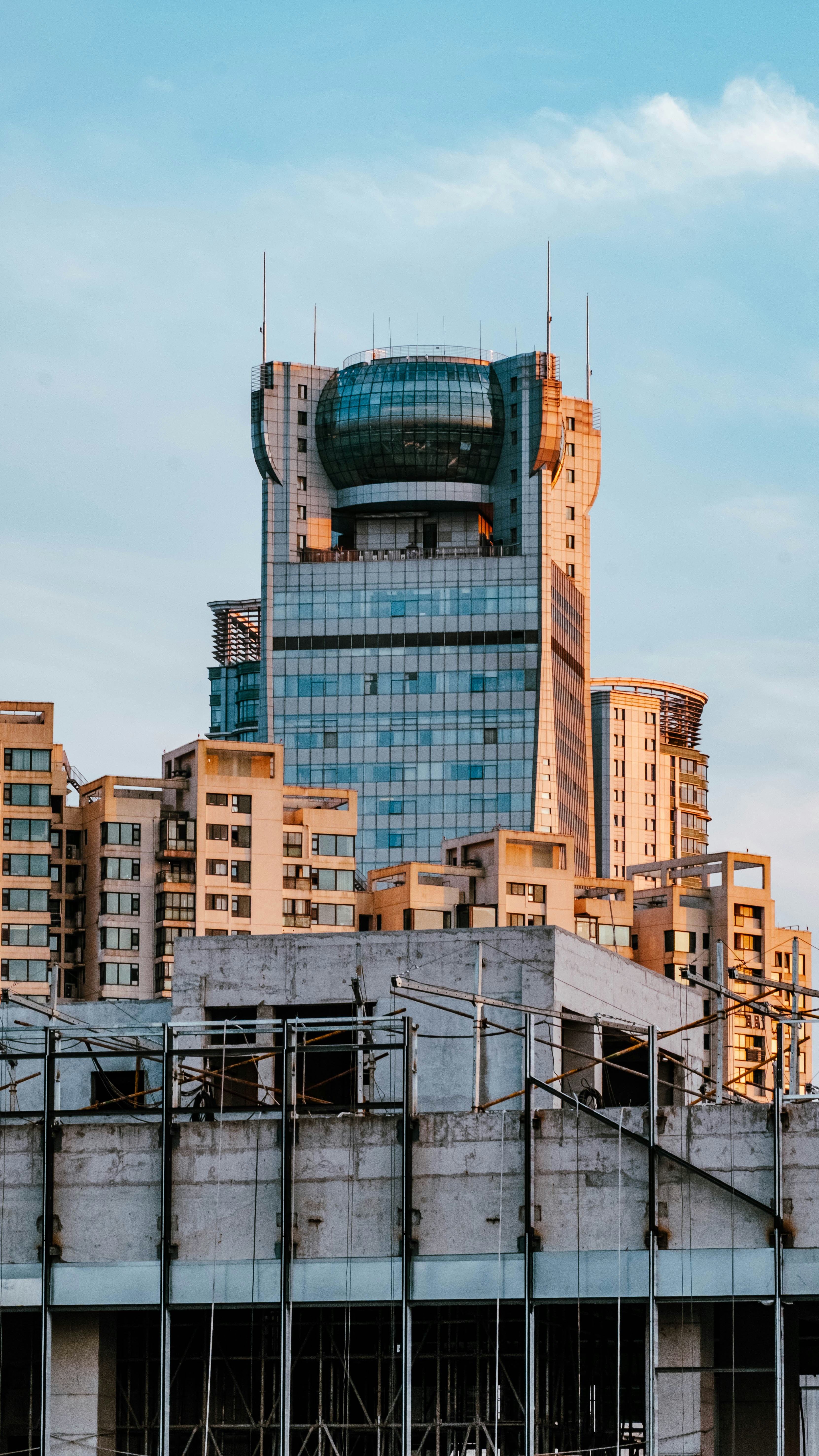 Skyward Glass: The Crowned Tower Rising Over a City of Concrete