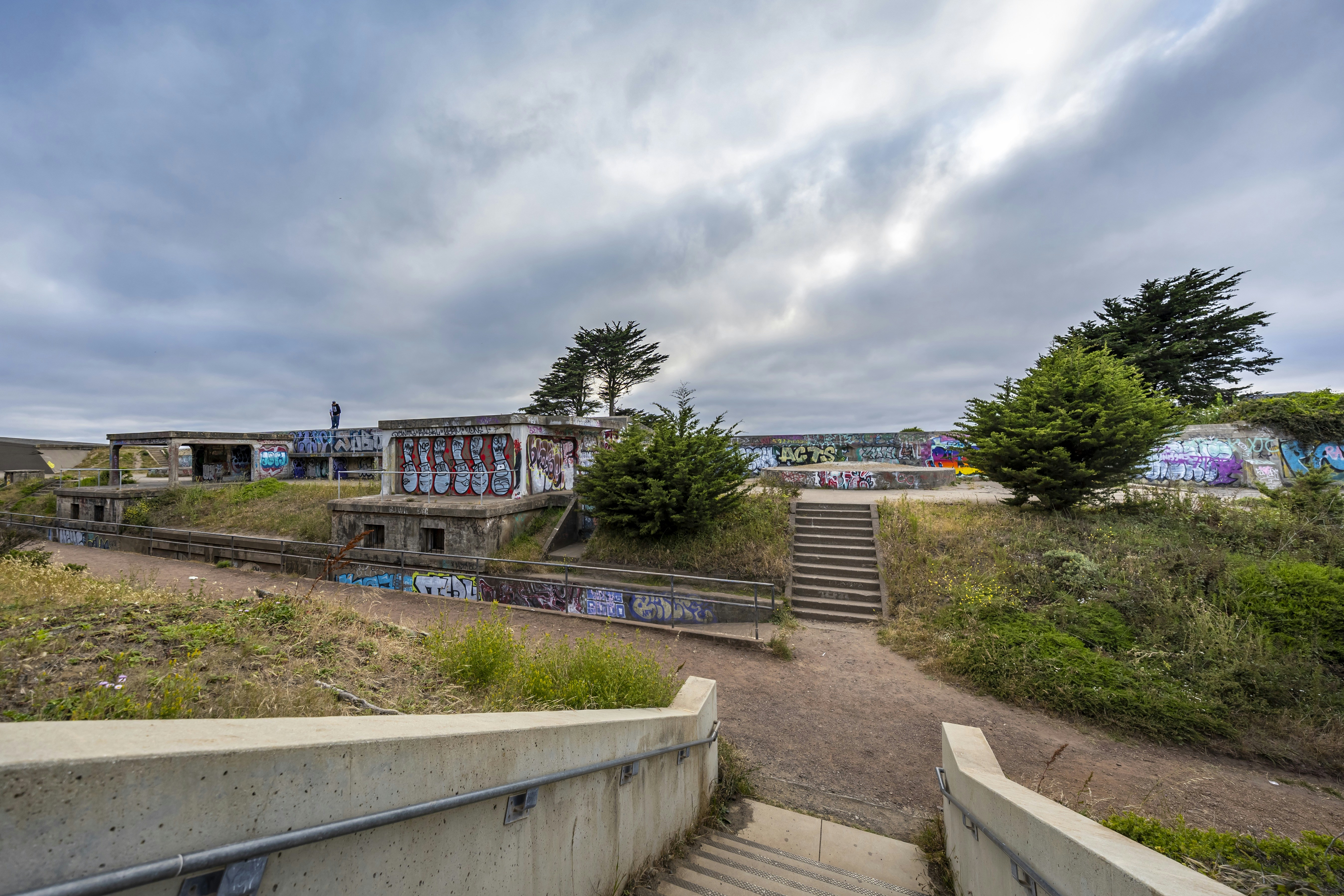 Graffiti Steps: A Quiet Panorama of Urban Art and Pathway