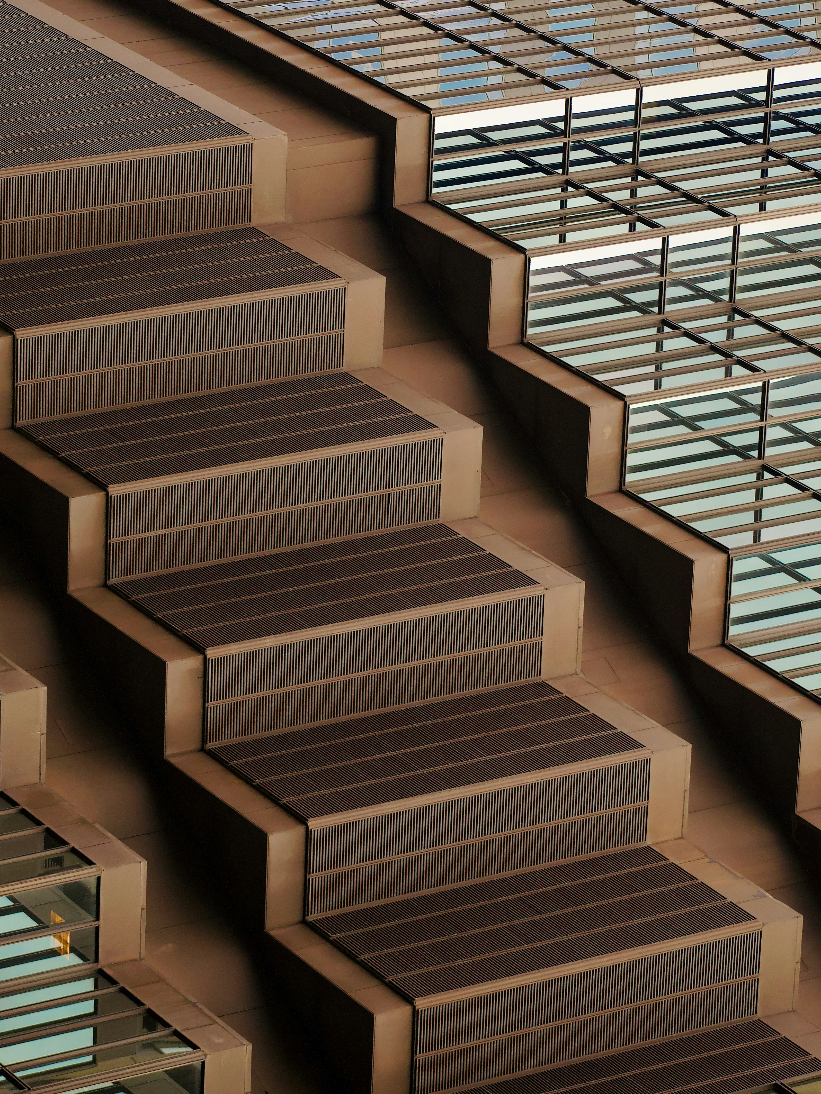 Geometric Staircase Echoes through Faceted Glass