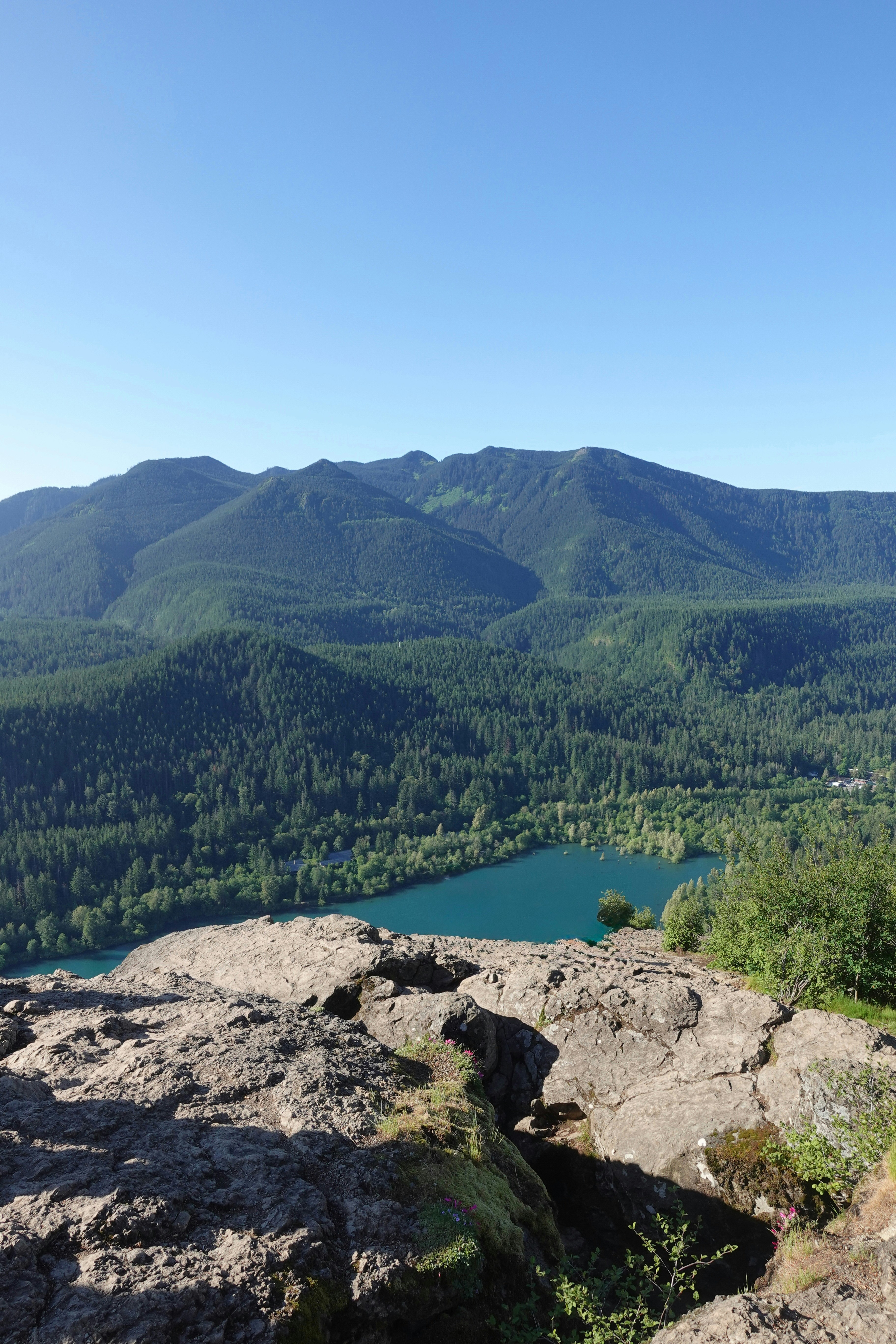 Granite Rim Overlook: turquoise lake beneath emerald slopes