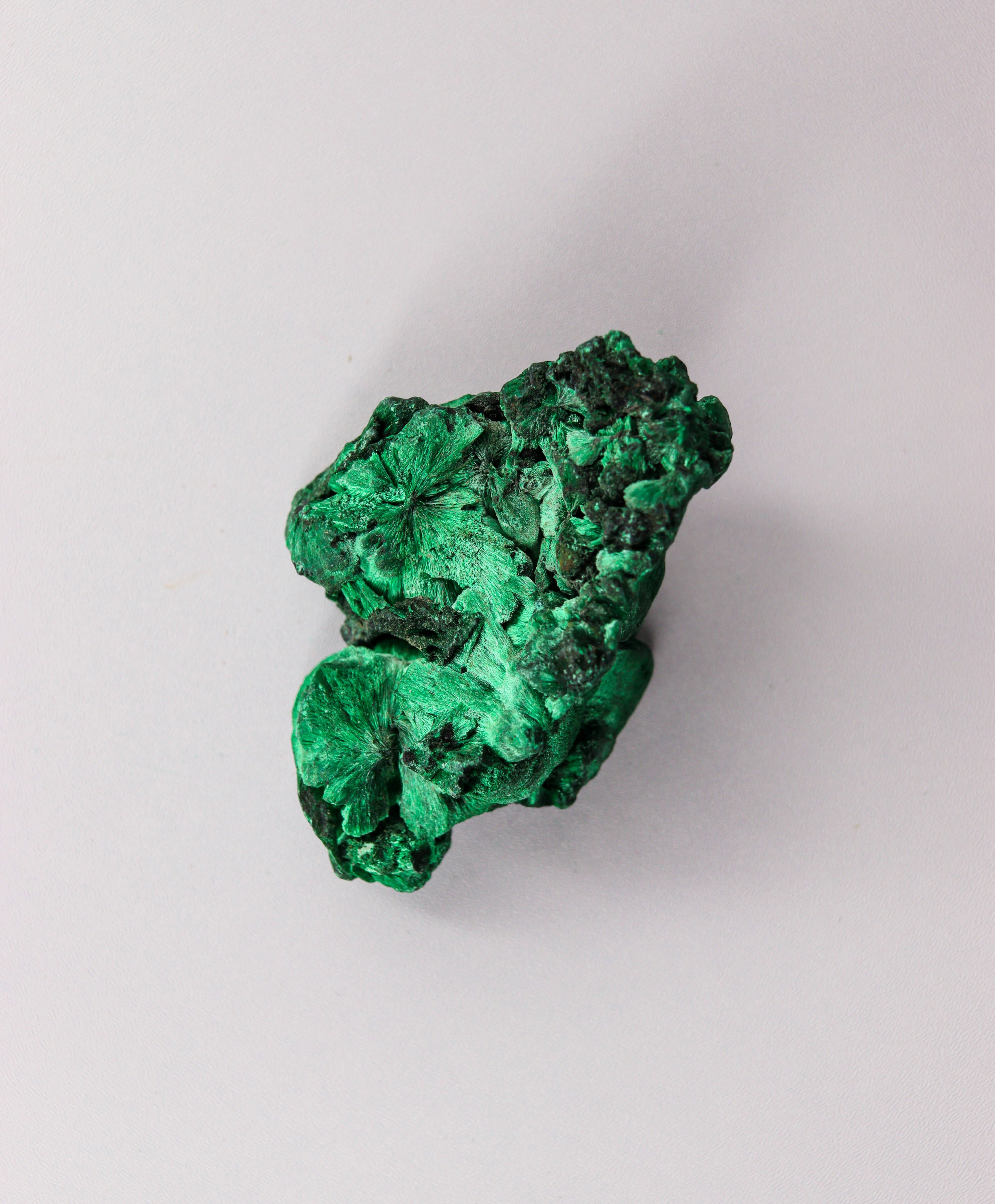 Verdant Mineral Bloom: A Crystalline Emerald Form