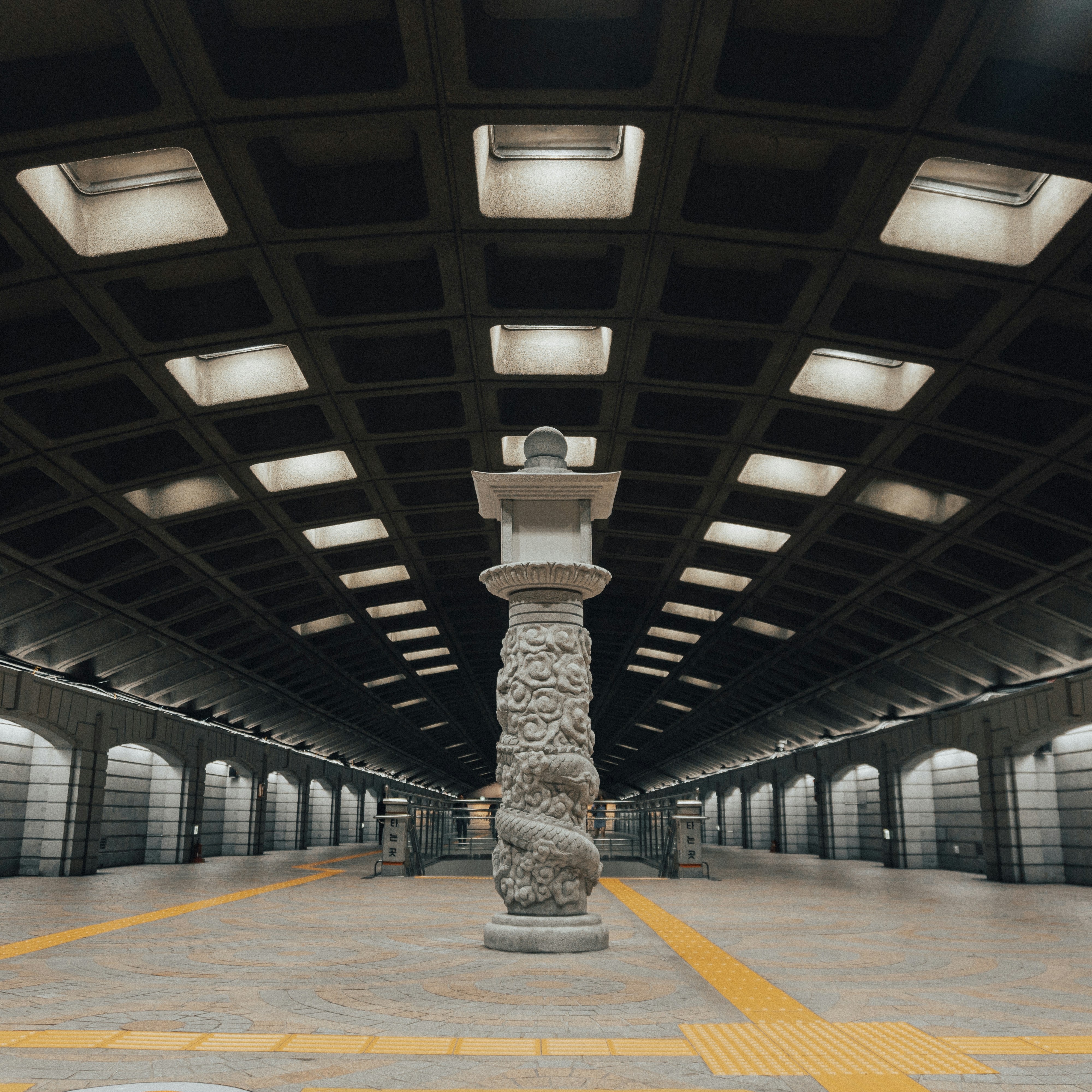 Central Column in a Symmetrical Subway Hall