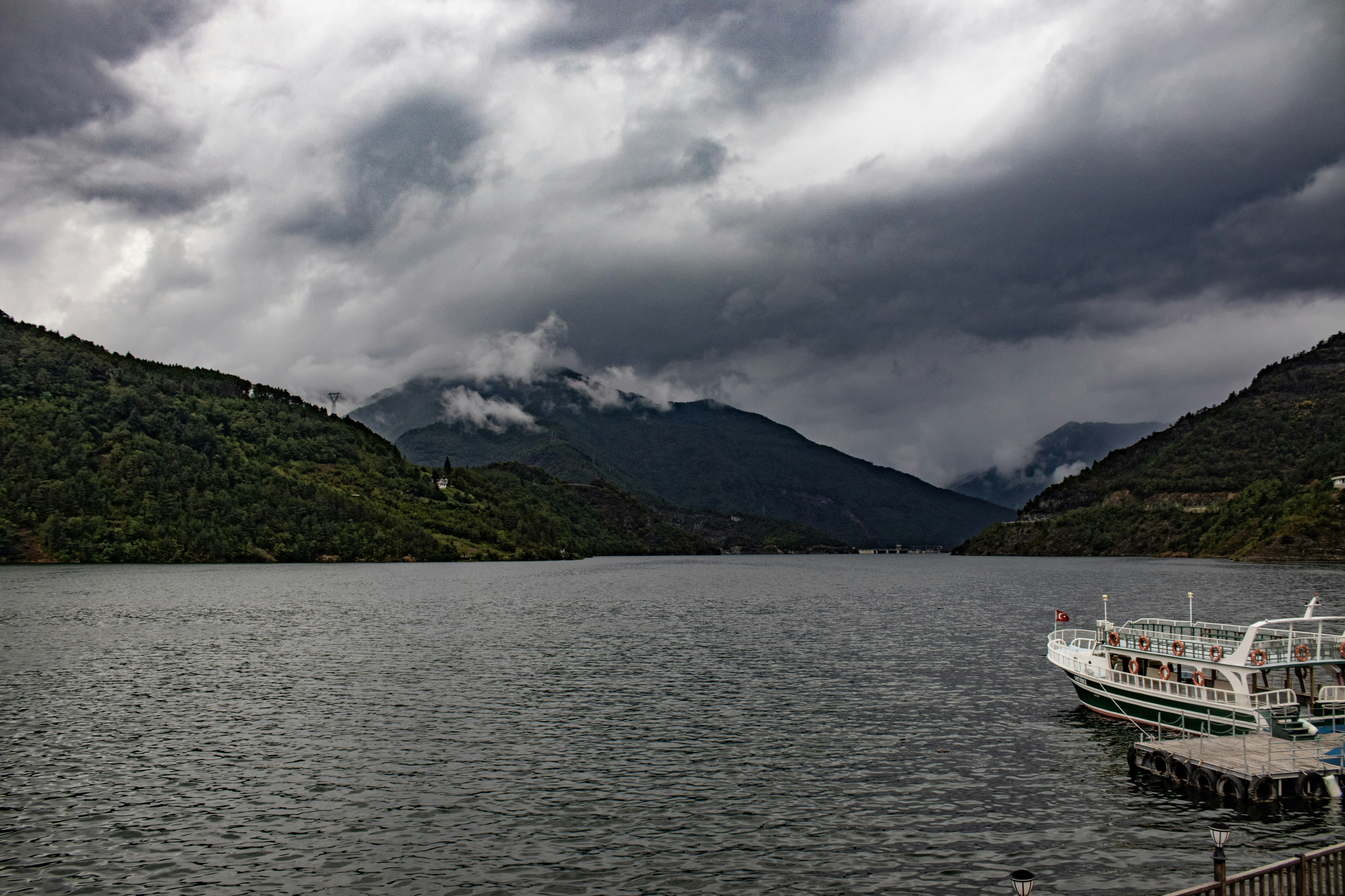 Silent Passage: A Boat Lingers on a Mountain-Guarded Reservoir
