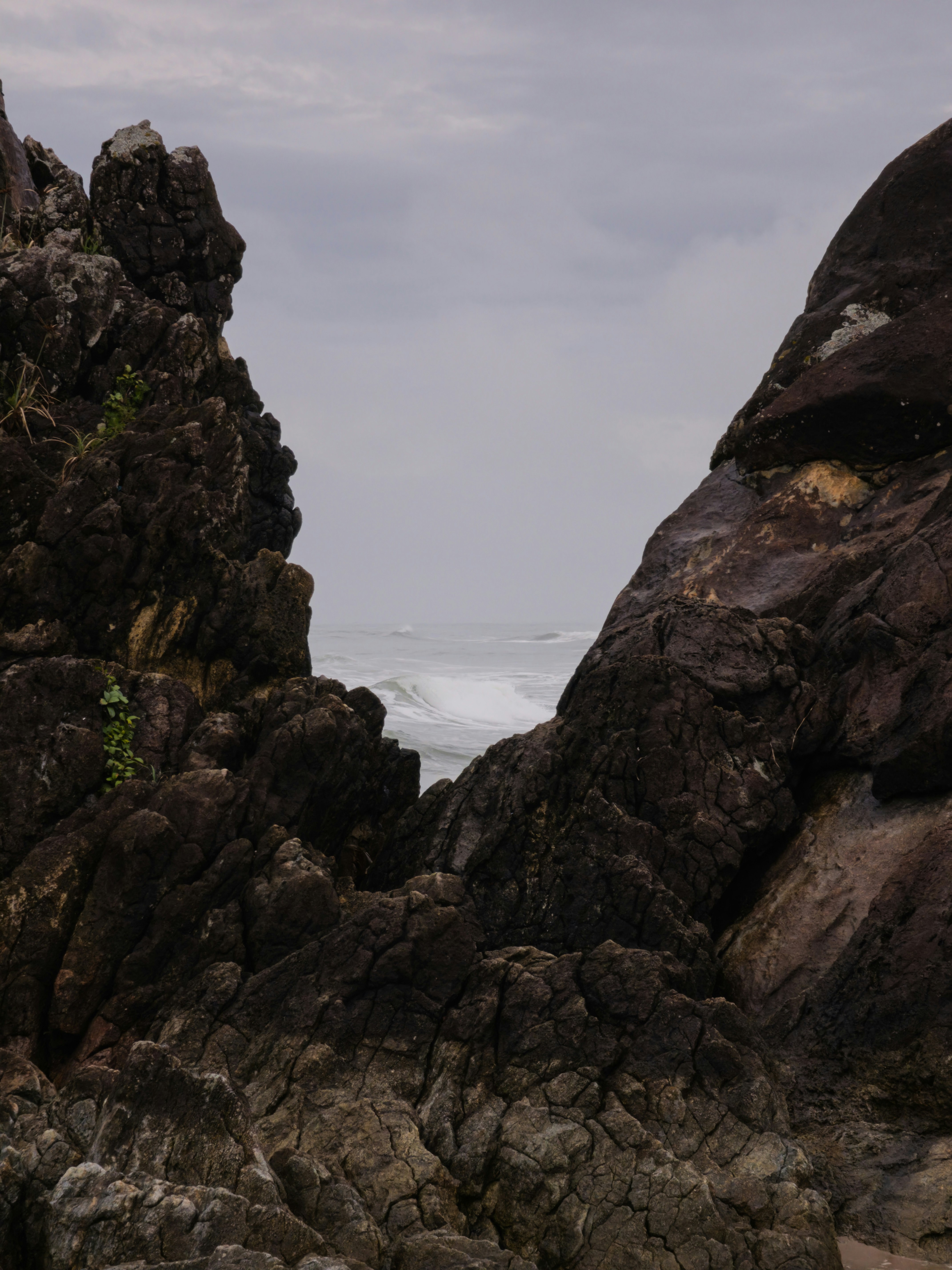 Narrow Sea Gate: Waves Fracture Through a Rugged Rock Channel