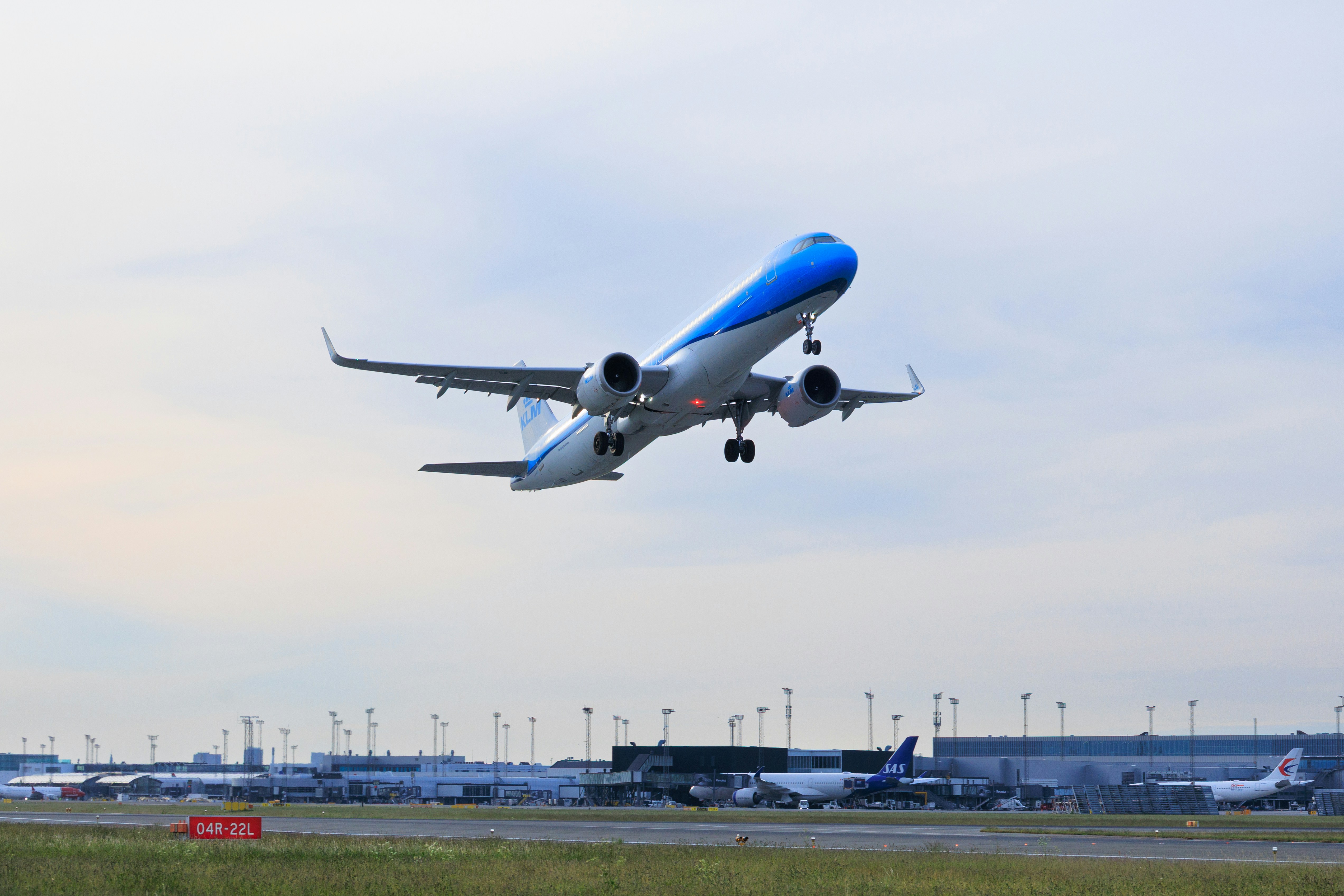 A KLM Airbus A321neo at takeoff from Copenhagen Airport.