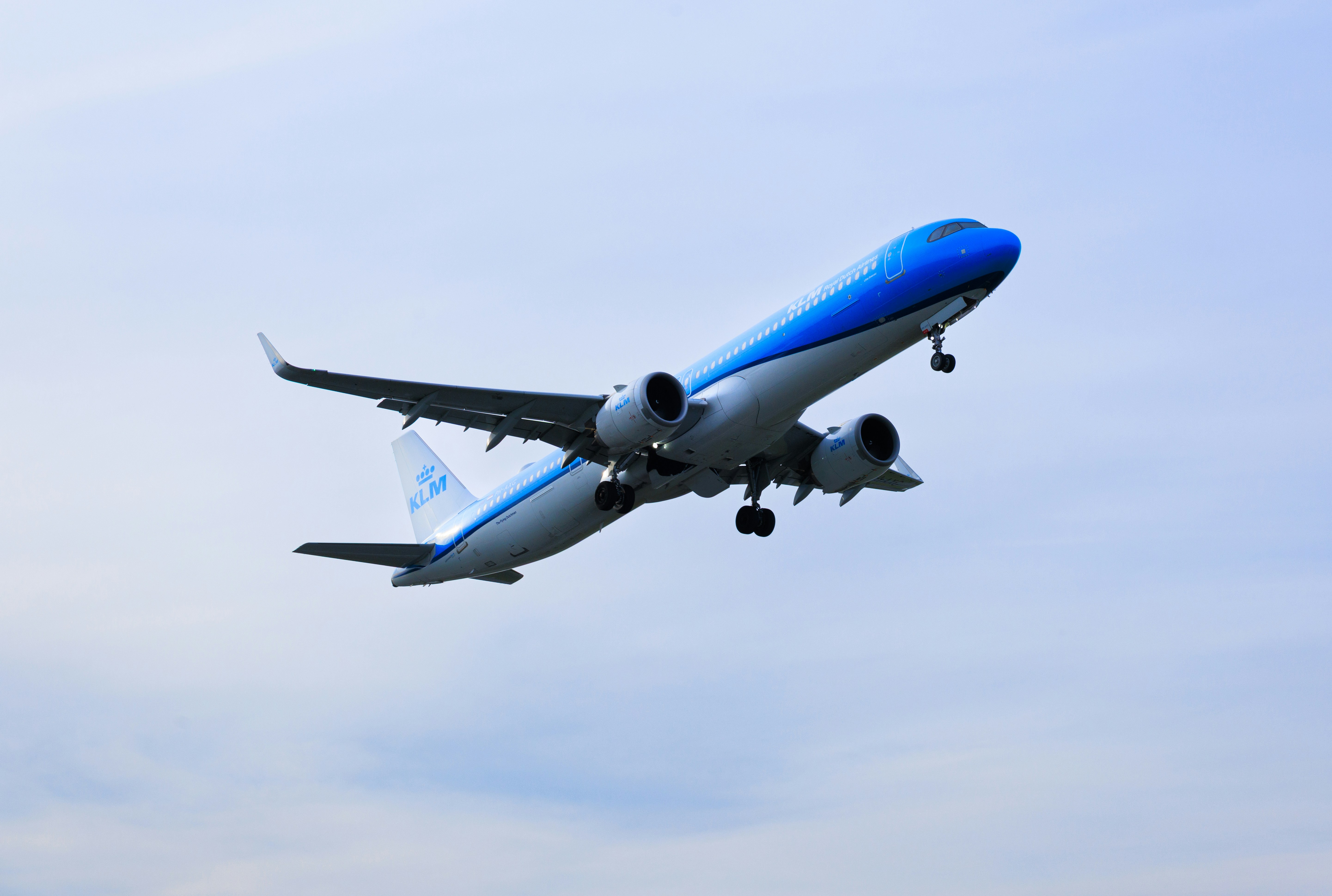 A KLM Airbus A321neo at takeoff from Copenhagen Airport.