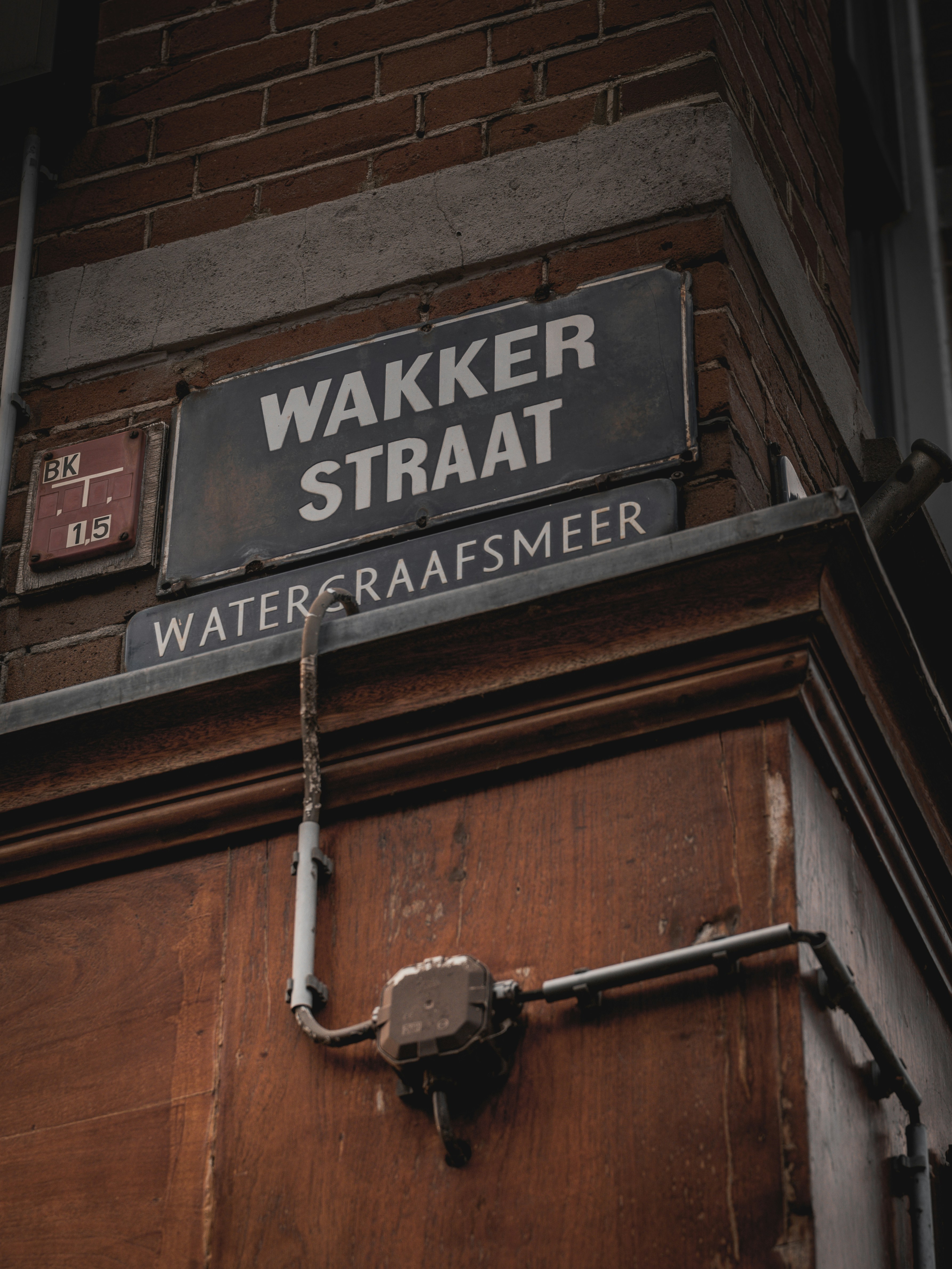 Wakker Straat: Weathered Signage on a Rusted Corner