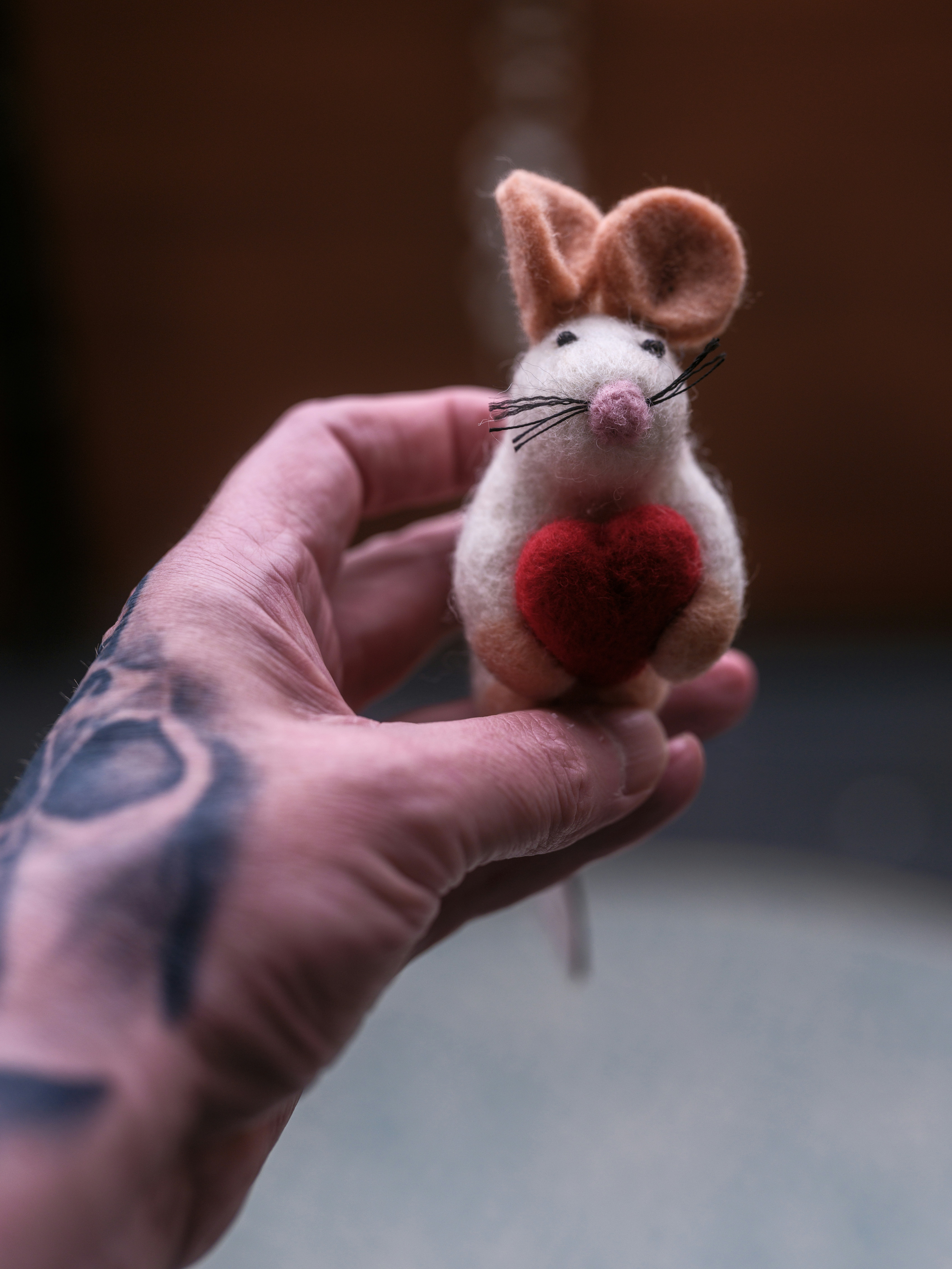 Tiny Feltheld Mouse with a Heart