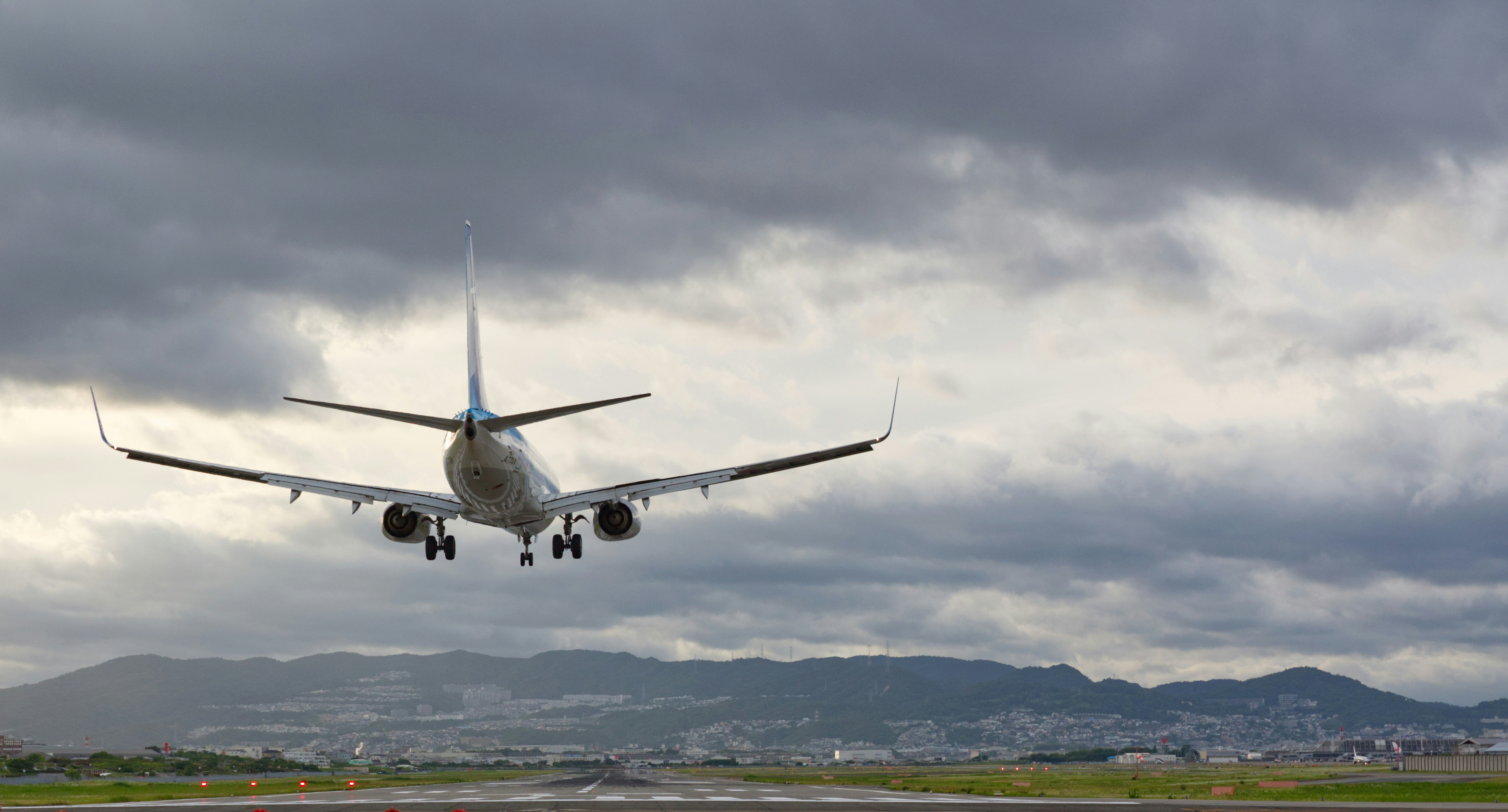 Approaching Descent: A Narrow-Frame Landing