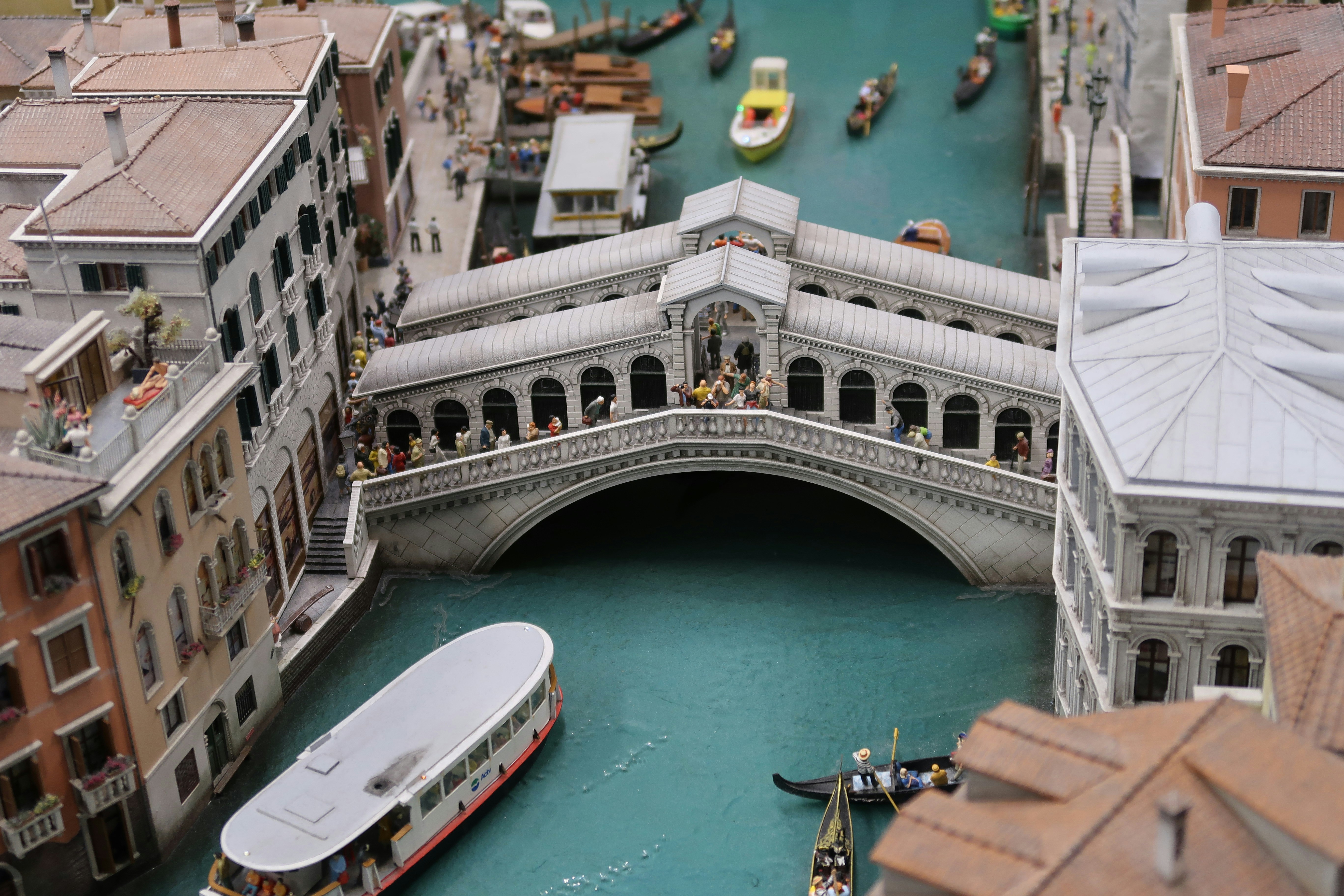 Venezian Canal Bridge: A Bird’s-Eye Moment Above the Rialto-esque Arcade
