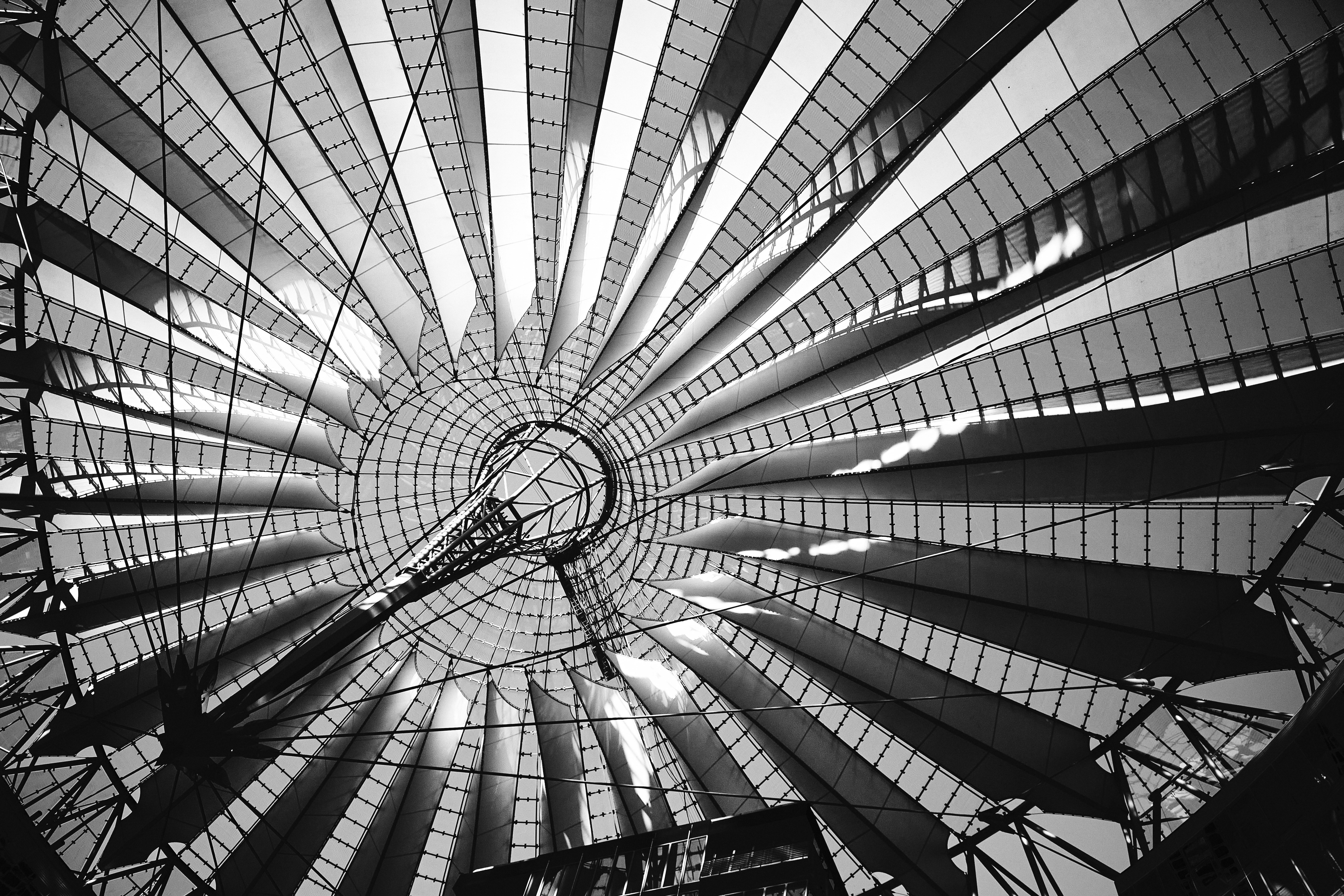 Radial Steel Sky: A Sunburst Tower of Tension